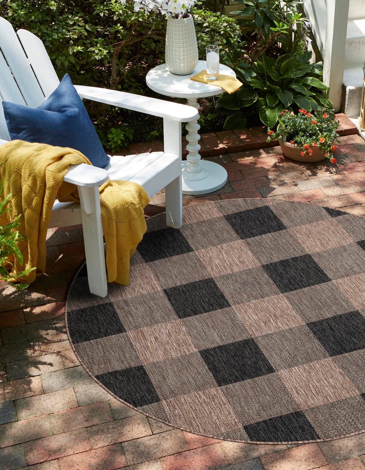 Black and Brown 7' 10 x 7' 10 Checkered Indoor / Outdoor Round Rug ...