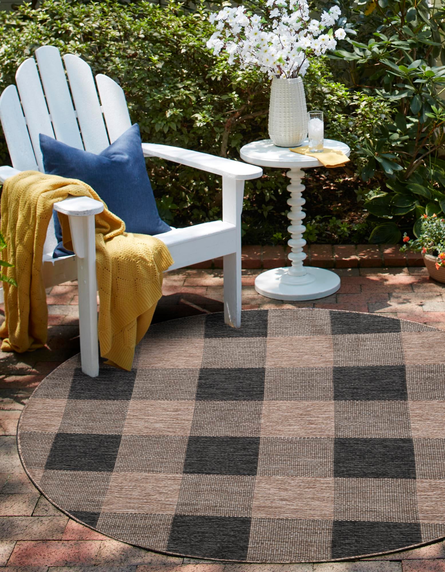 Black and Brown 7' 10 x 7' 10 Checkered Indoor / Outdoor Round Rug ...