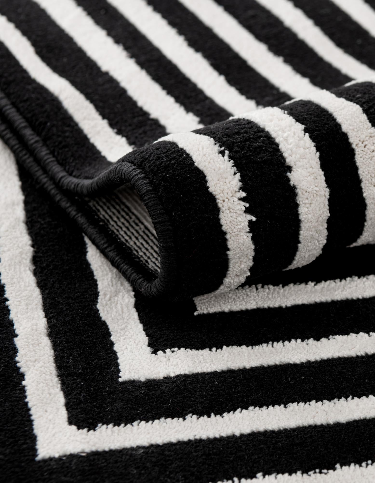 Black and White 4' x 6' Milano Rug | Rugs.com