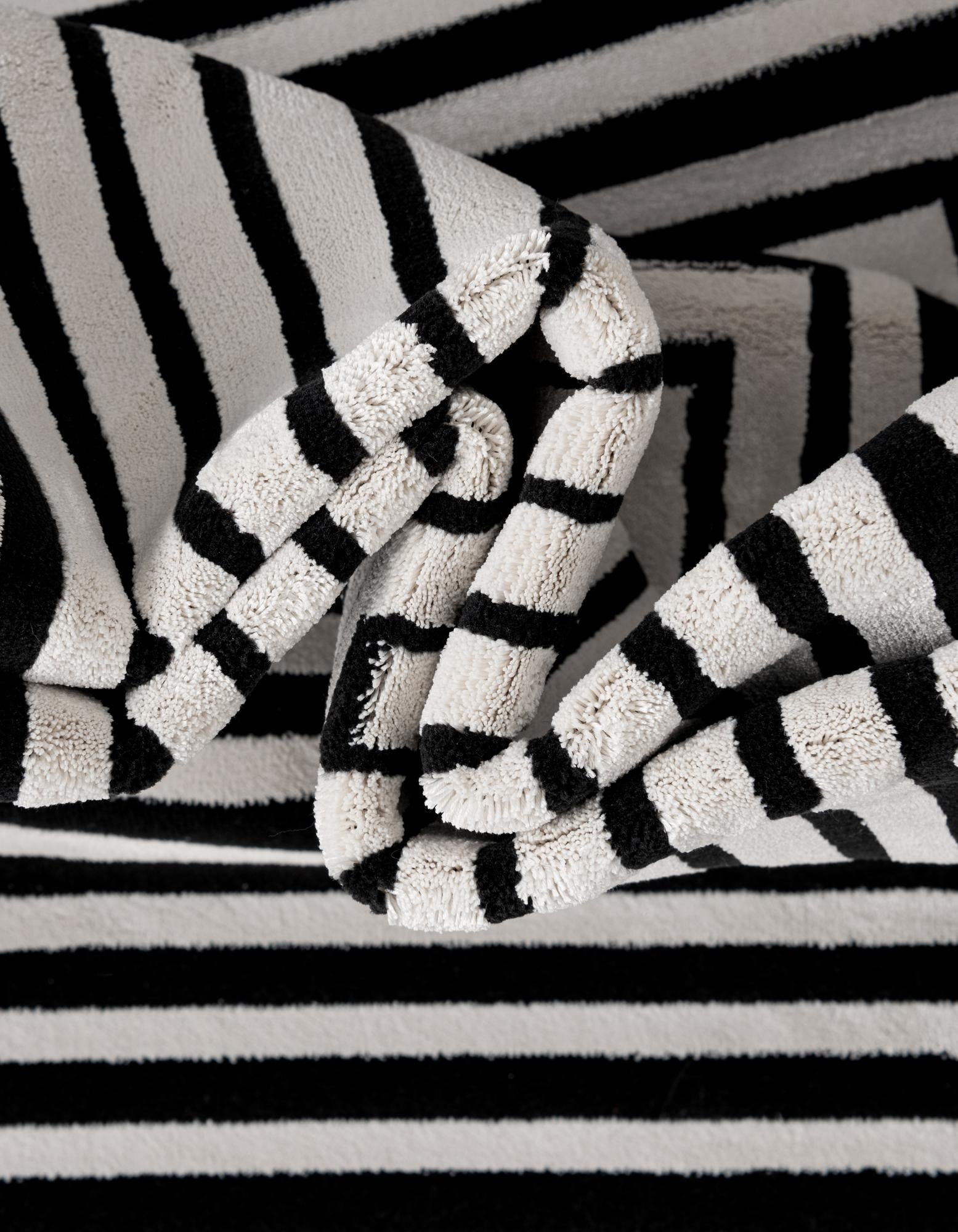 Black and White 4' x 6' Milano Rug | Rugs.com