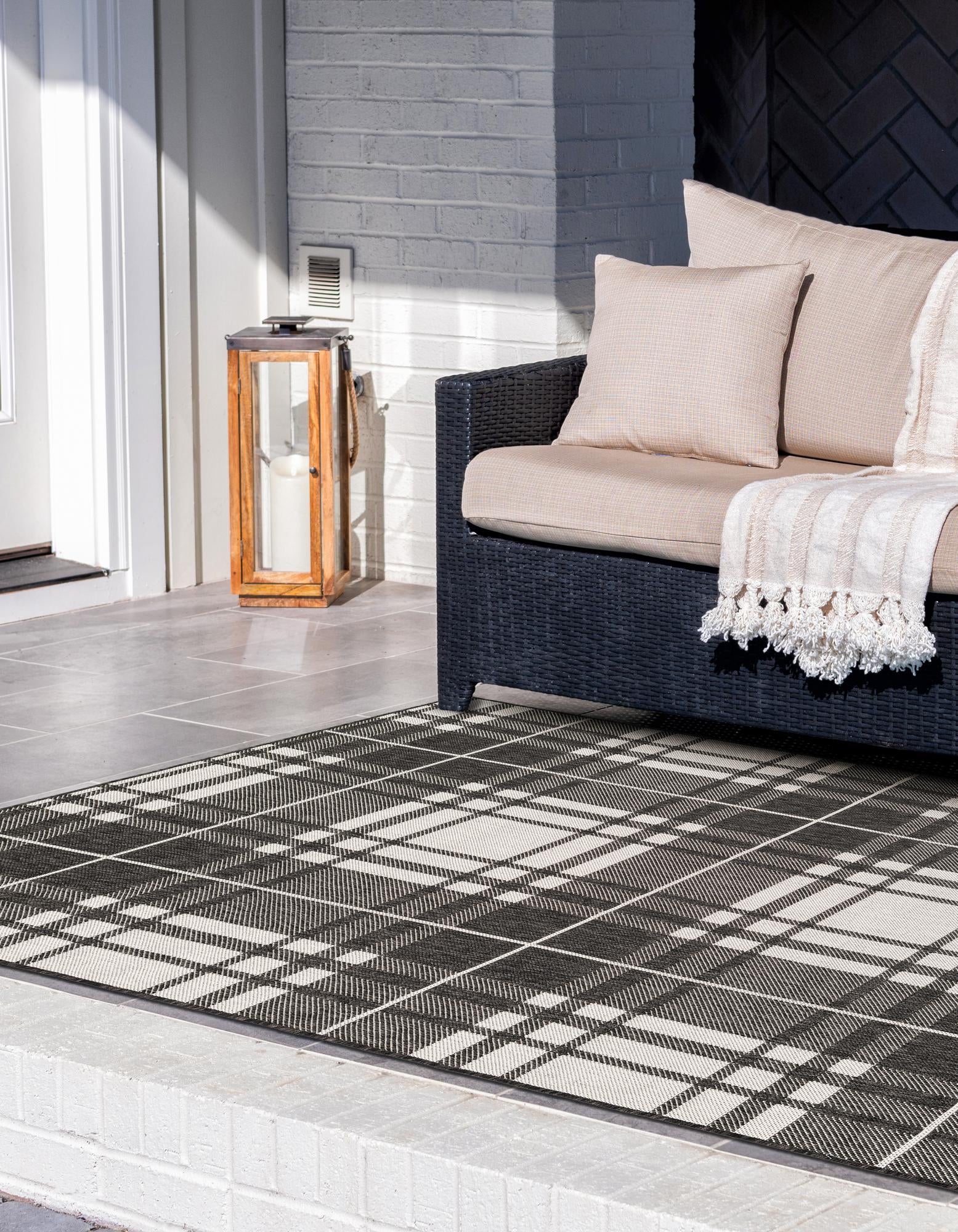 Black and White 4' x 6' Checkered Indoor / Outdoor Rug | Rugs.com