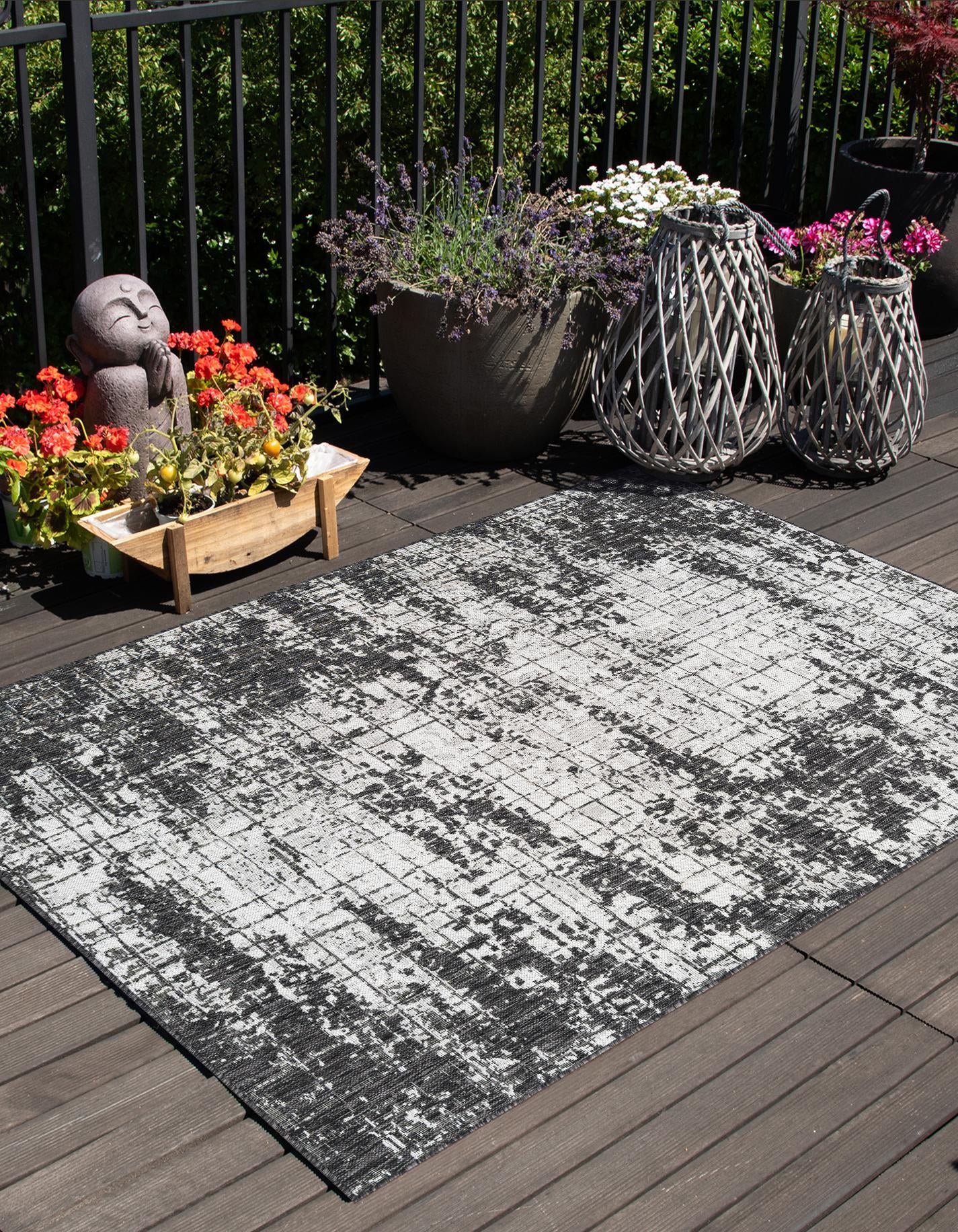 Black and White 7' x 10' Modern Indoor / Outdoor Rug | Rugs.com