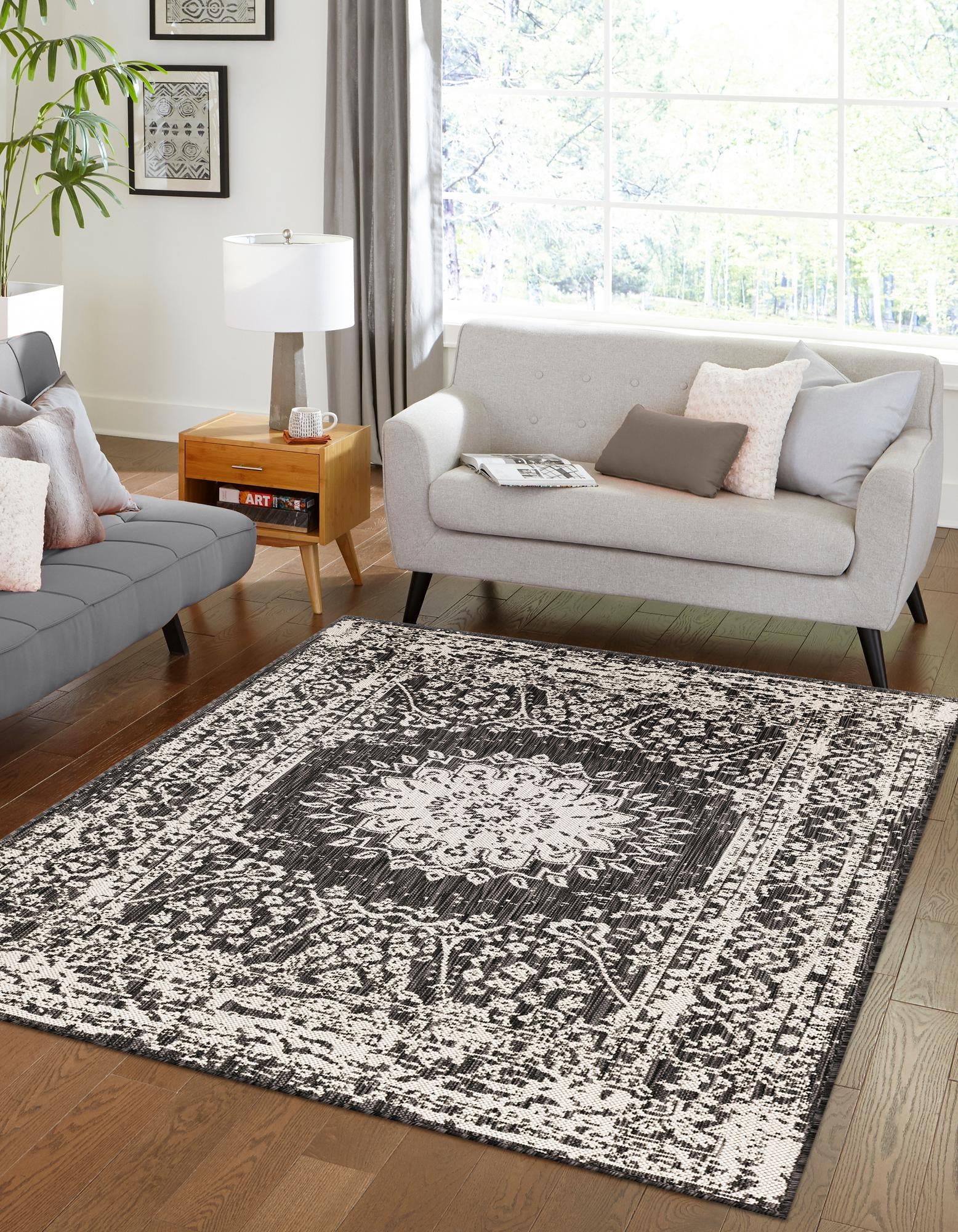 Black and White 4' x 6' Traditional Indoor / Outdoor Rug | Rugs.com