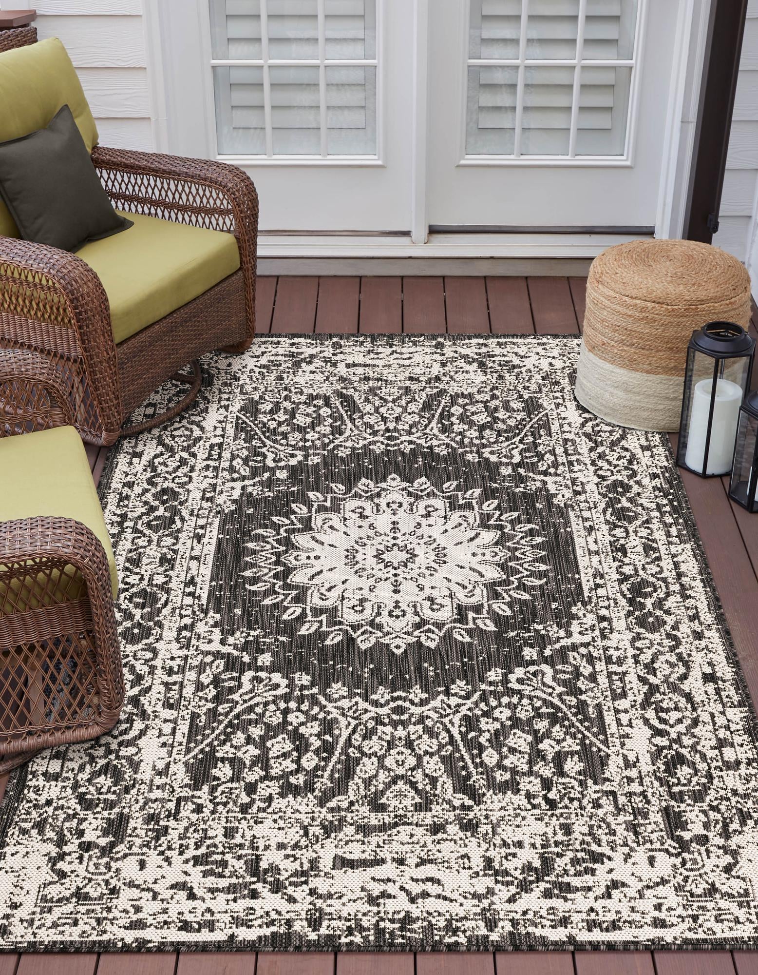 Black and White 4' x 6' Traditional Indoor / Outdoor Rug | Rugs.com