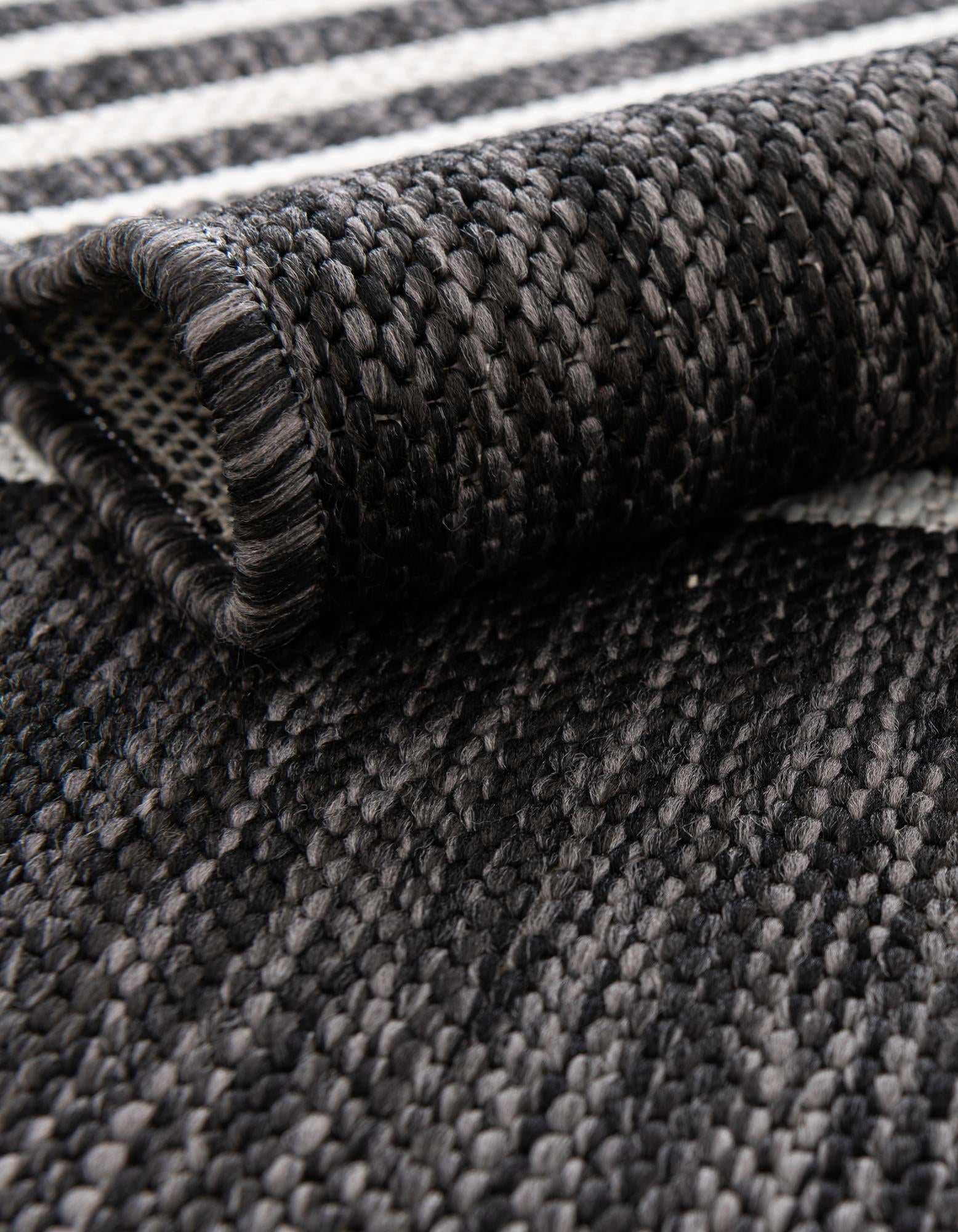 Black and White 10' x 10' Modern Indoor / Outdoor Round Rug | Rugs.com