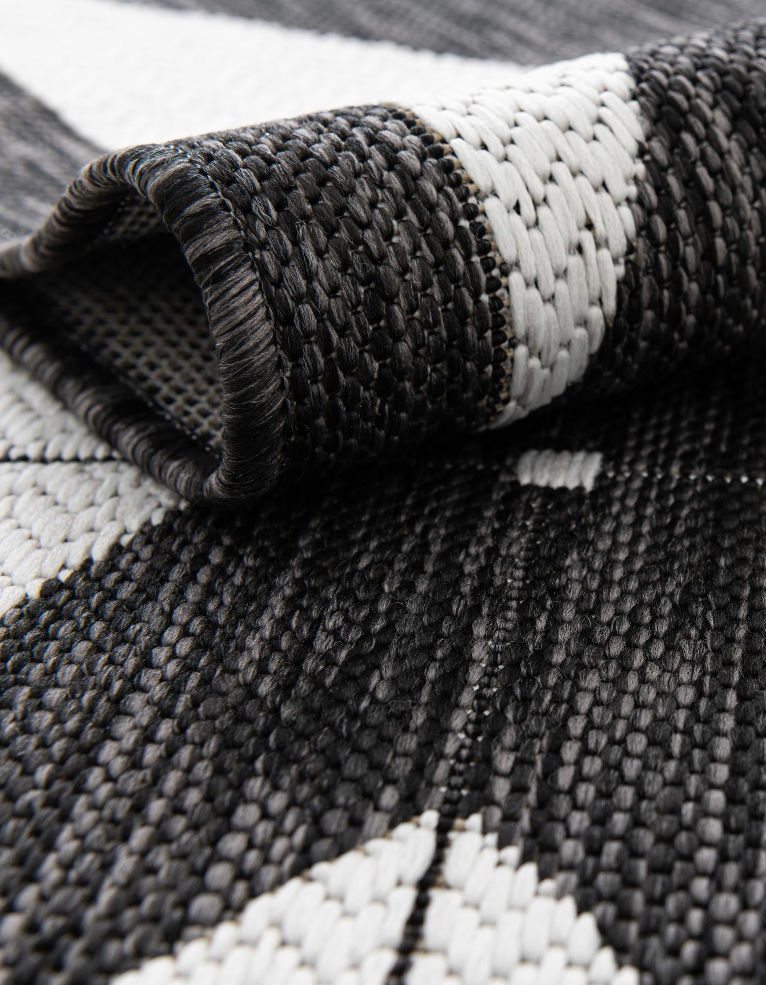 Black and White 7' 10 x 7' 10 Modern Indoor / Outdoor Round Rug | Rugs.com