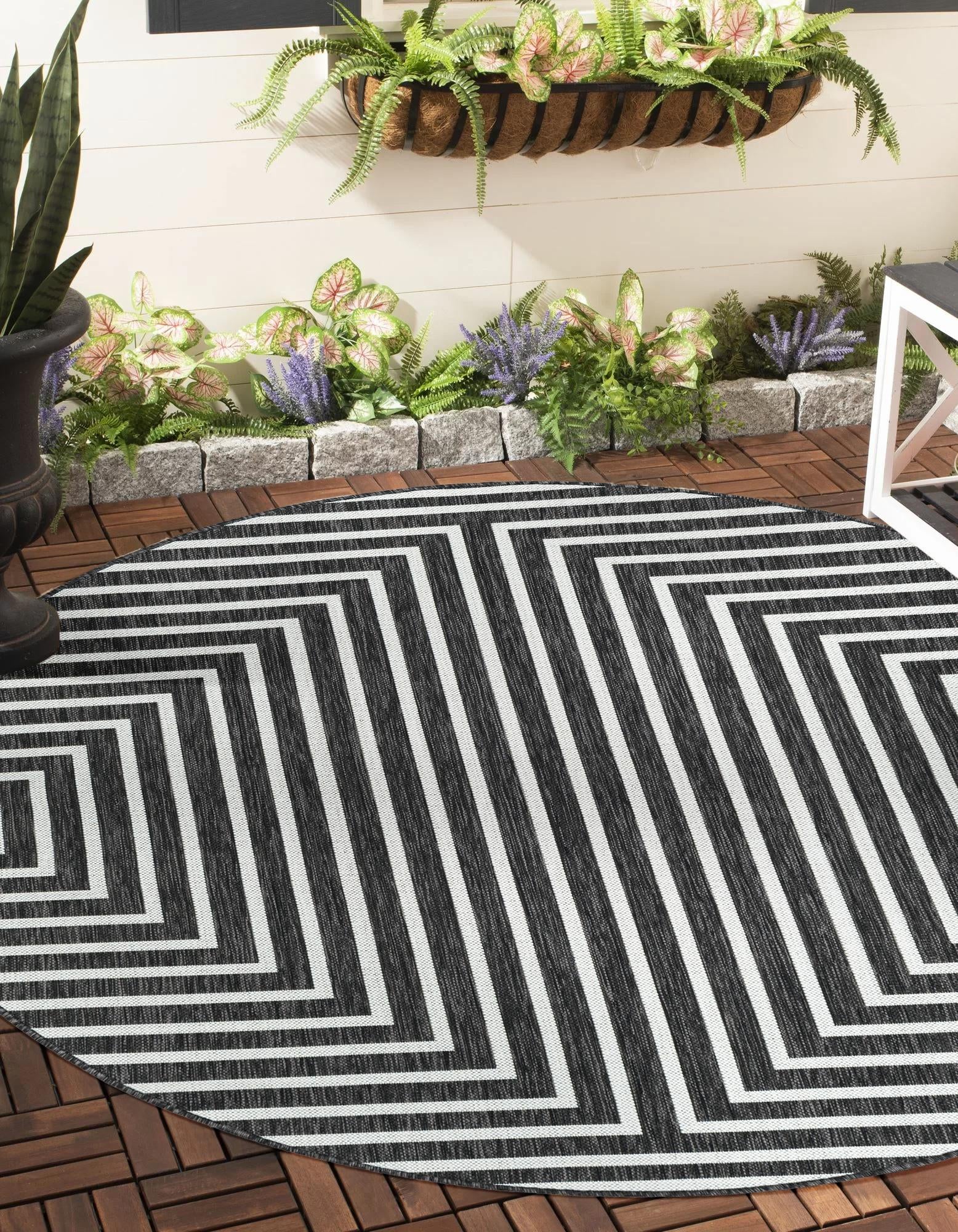 Black and White 10' x 10' Modern Indoor / Outdoor Round Rug | Rugs.com
