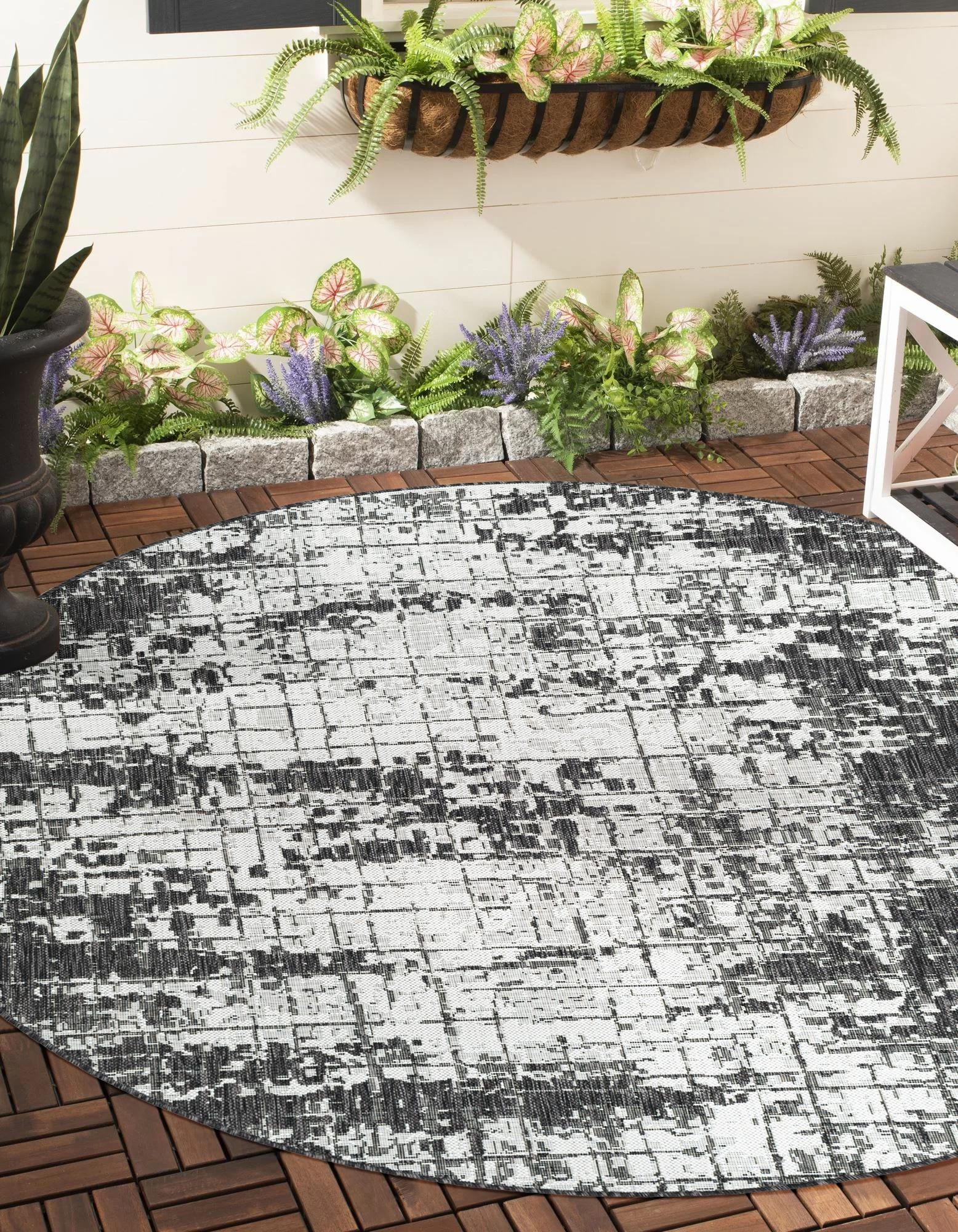Black and White 7' 10 x 7' 10 Modern Indoor / Outdoor Round Rug | Rugs.com