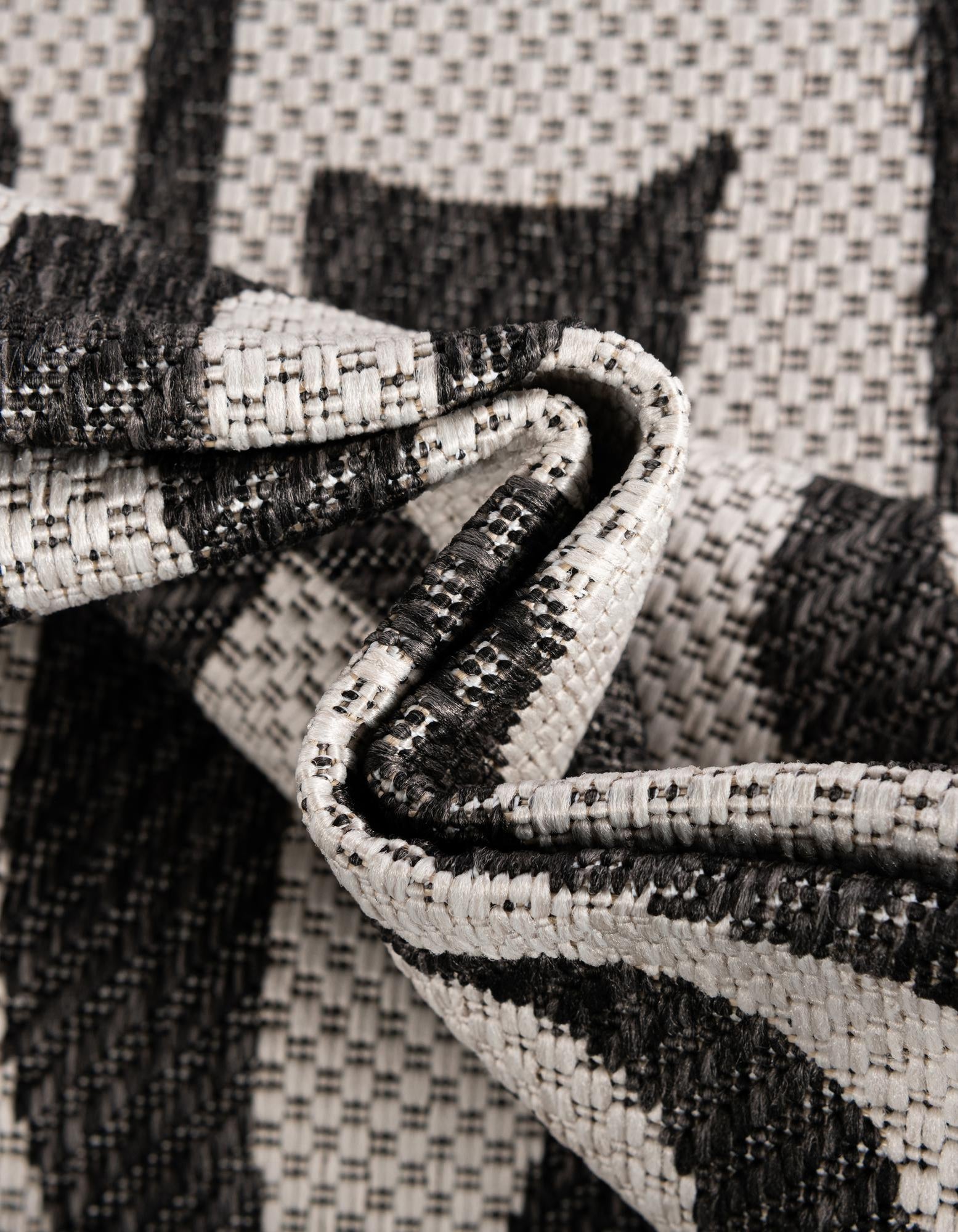 Black and White 10' x 10' Modern Indoor / Outdoor Round Rug | Rugs.com