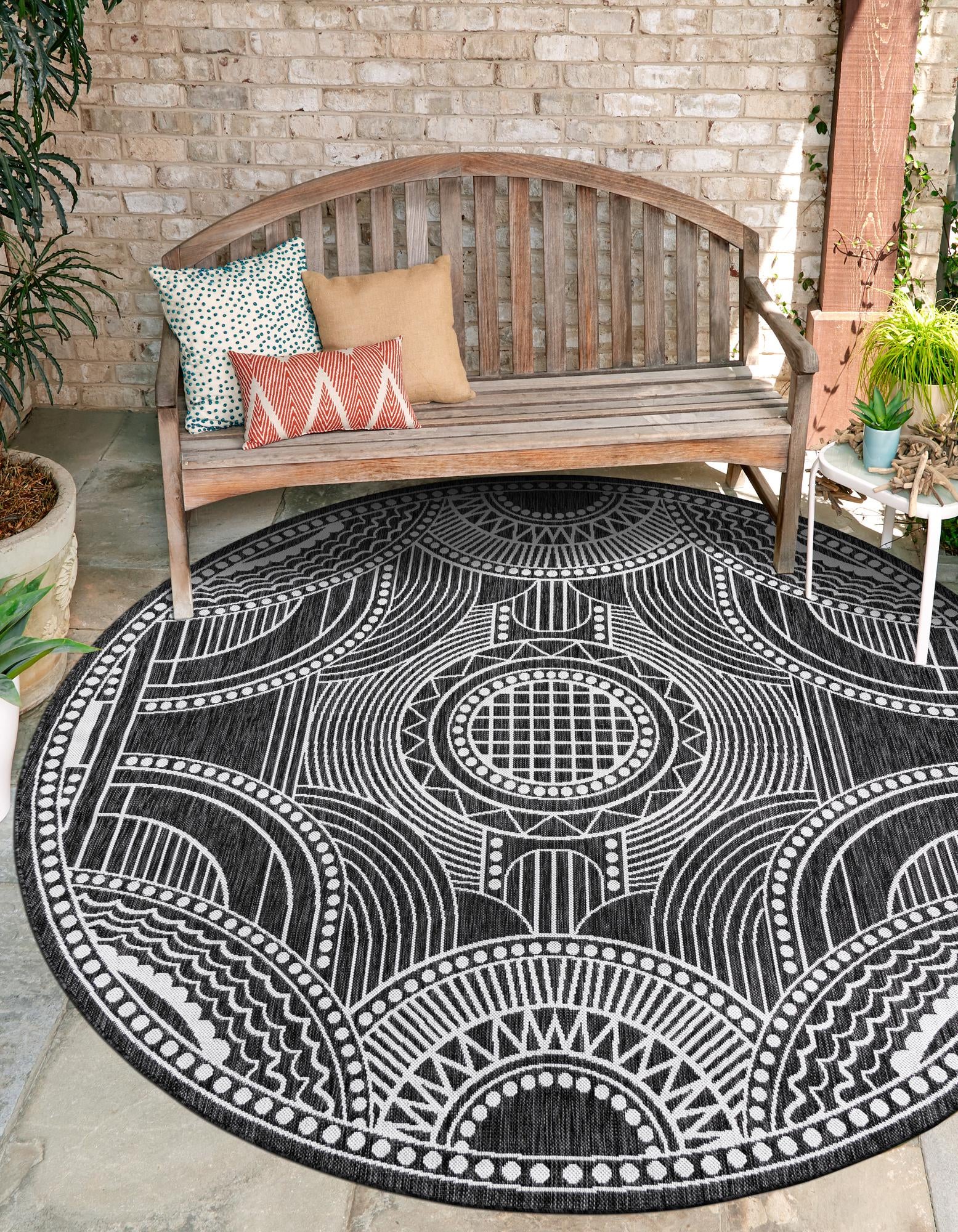 Black and White 3' 3 x 3' 3 Traditional Indoor / Outdoor Round Rug ...