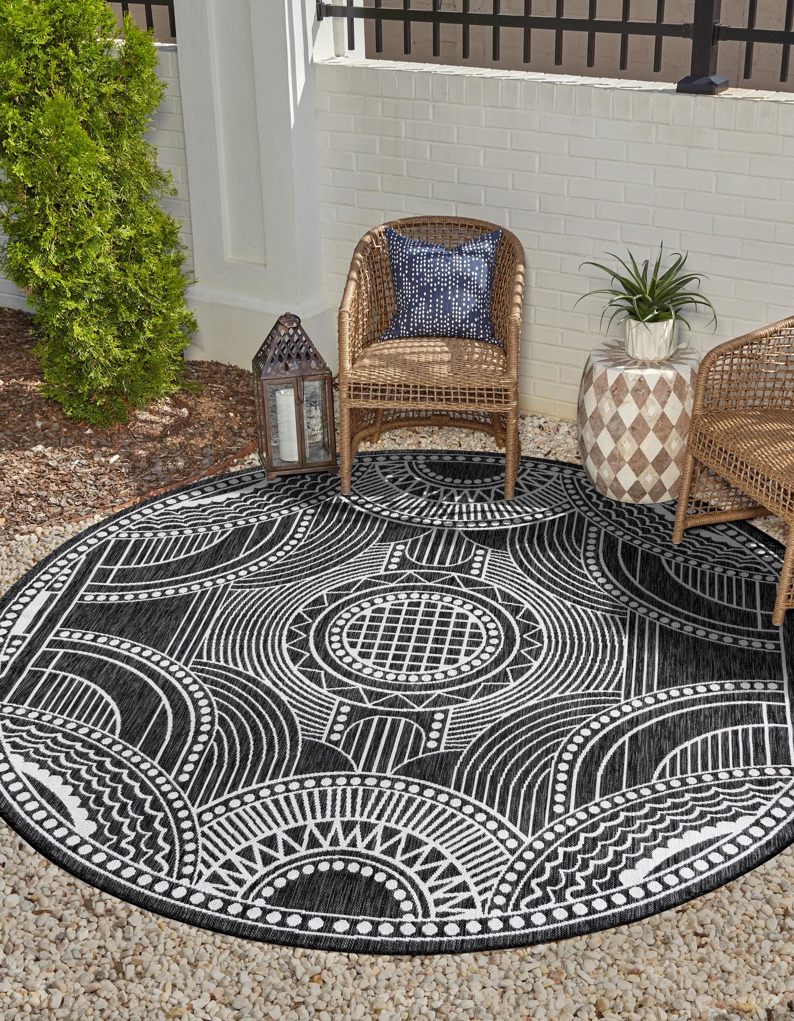 Black and White 10' x 10' Traditional Indoor / Outdoor Round Rug | Rugs.com