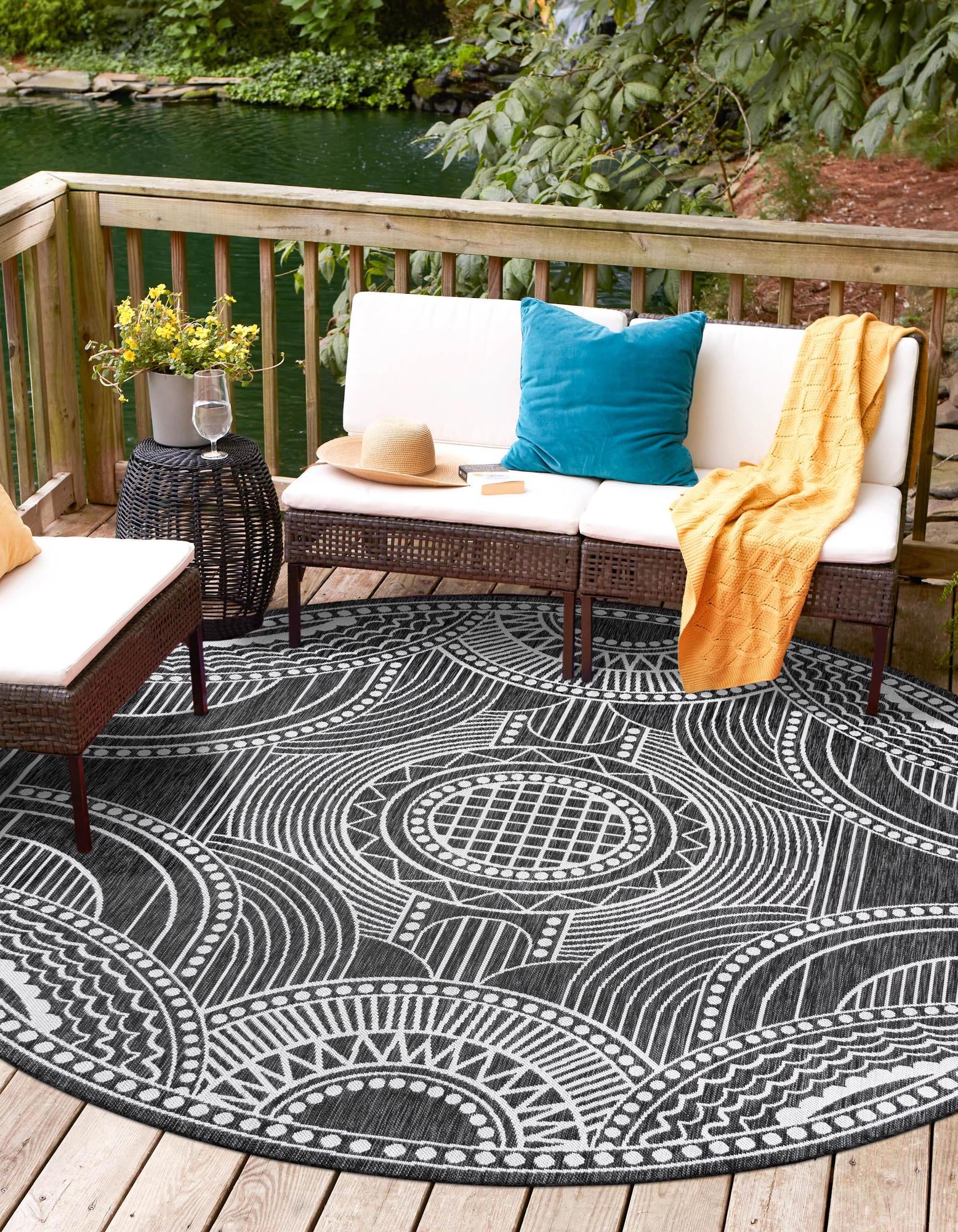Black and White 10' x 10' Traditional Indoor / Outdoor Round Rug | Rugs.com
