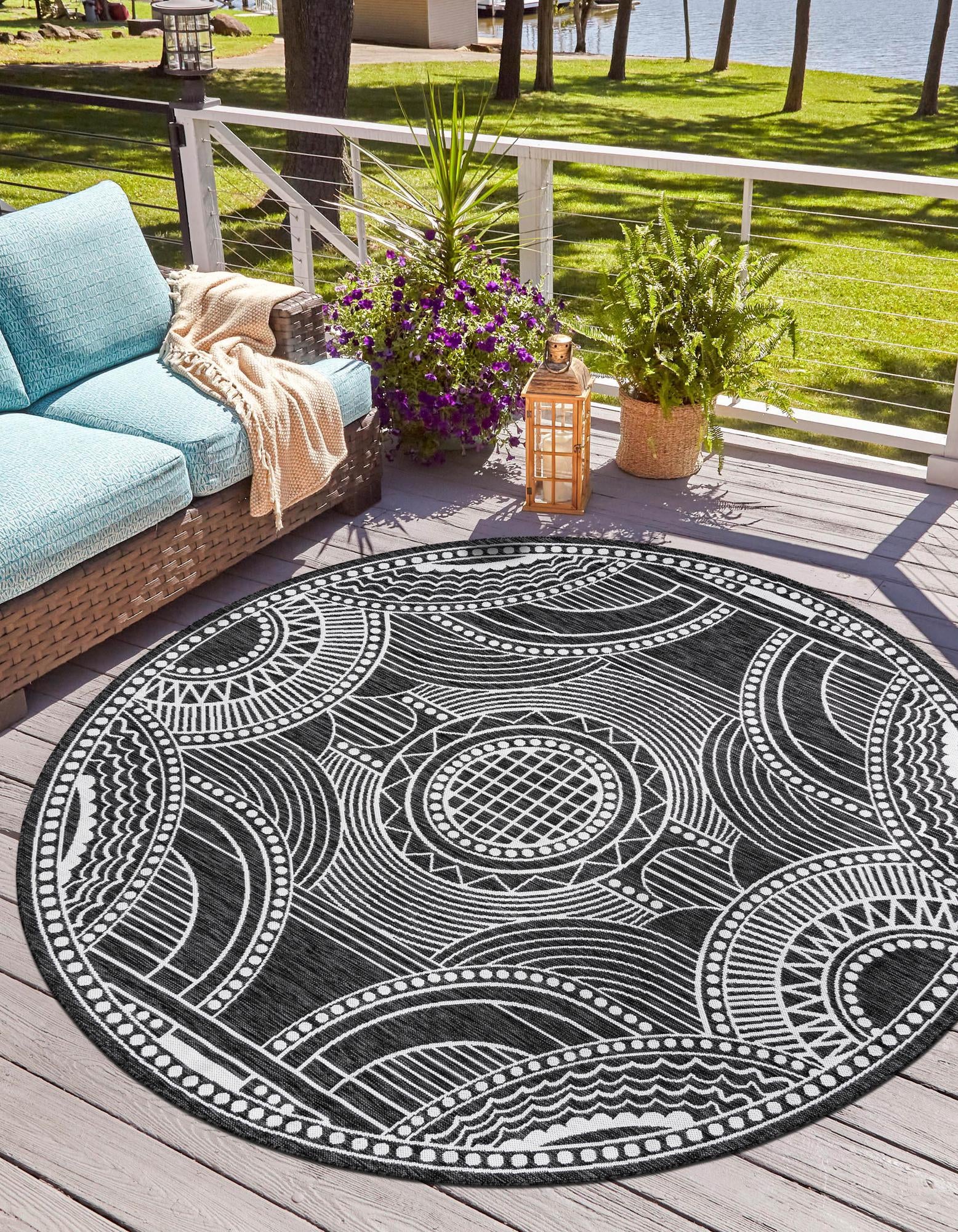 Black and White 10' x 10' Traditional Indoor / Outdoor Round Rug | Rugs.com