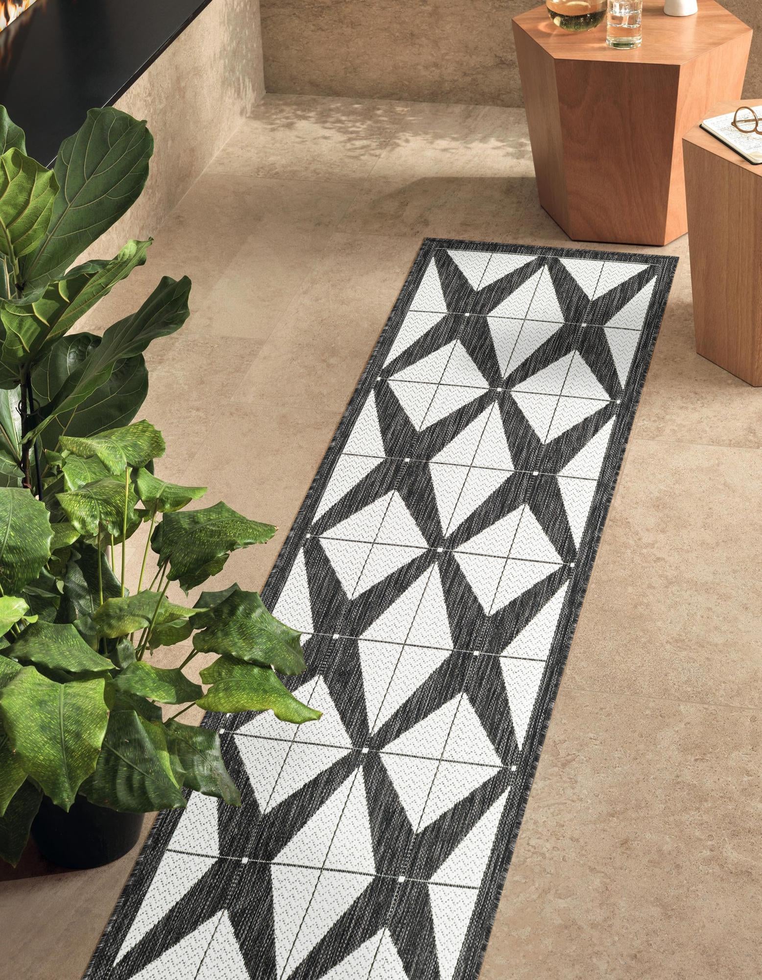 Black and White 2' x 6' Modern Indoor / Outdoor Runner Rug | Rugs.com