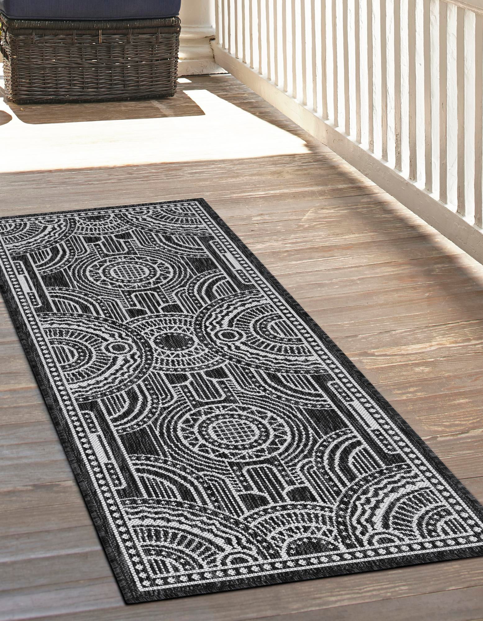 Black and White 2' x 5' 3 Traditional Indoor / Outdoor Runner Rug ...