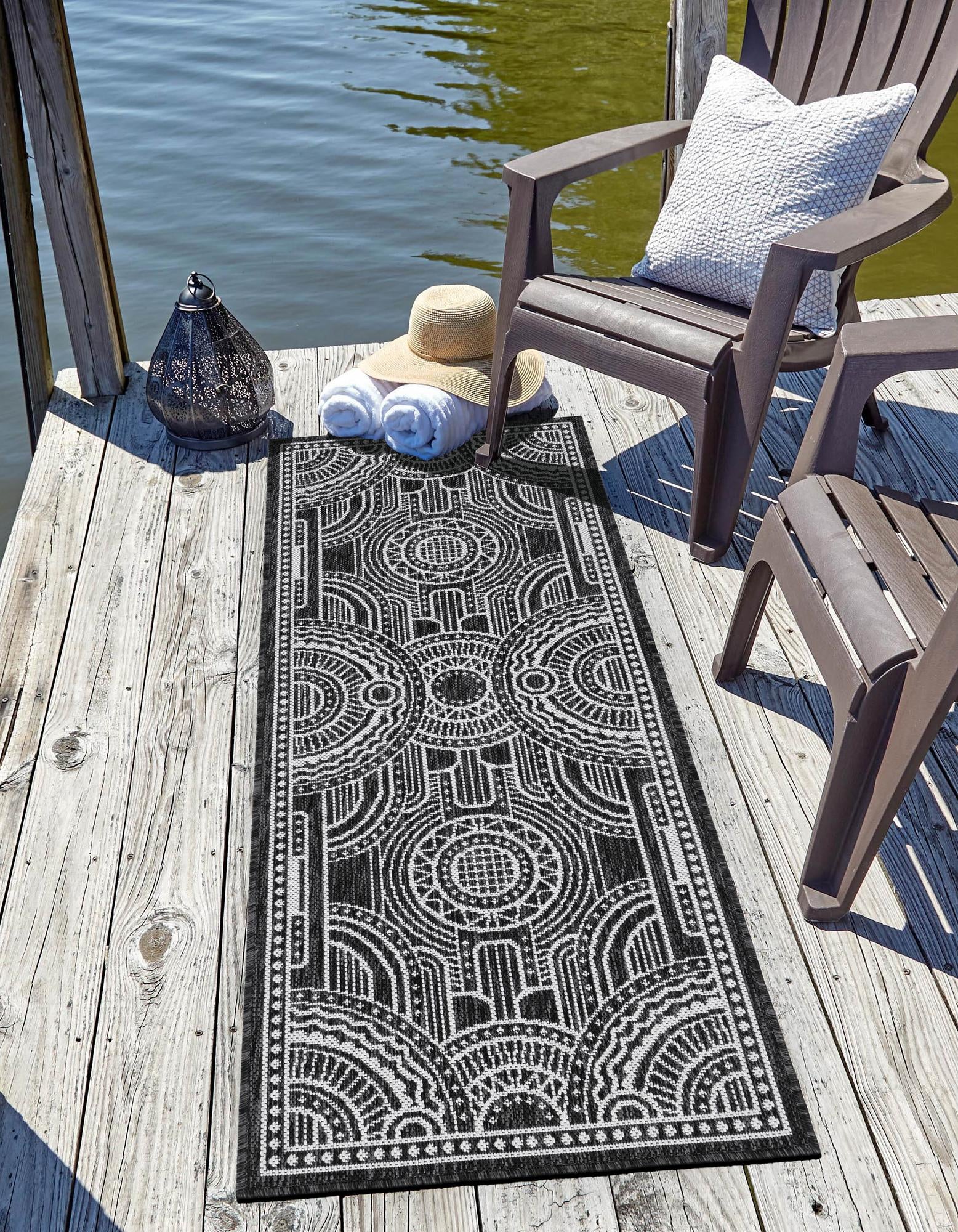 Black and White 2' x 5' 3 Traditional Indoor / Outdoor Runner Rug ...
