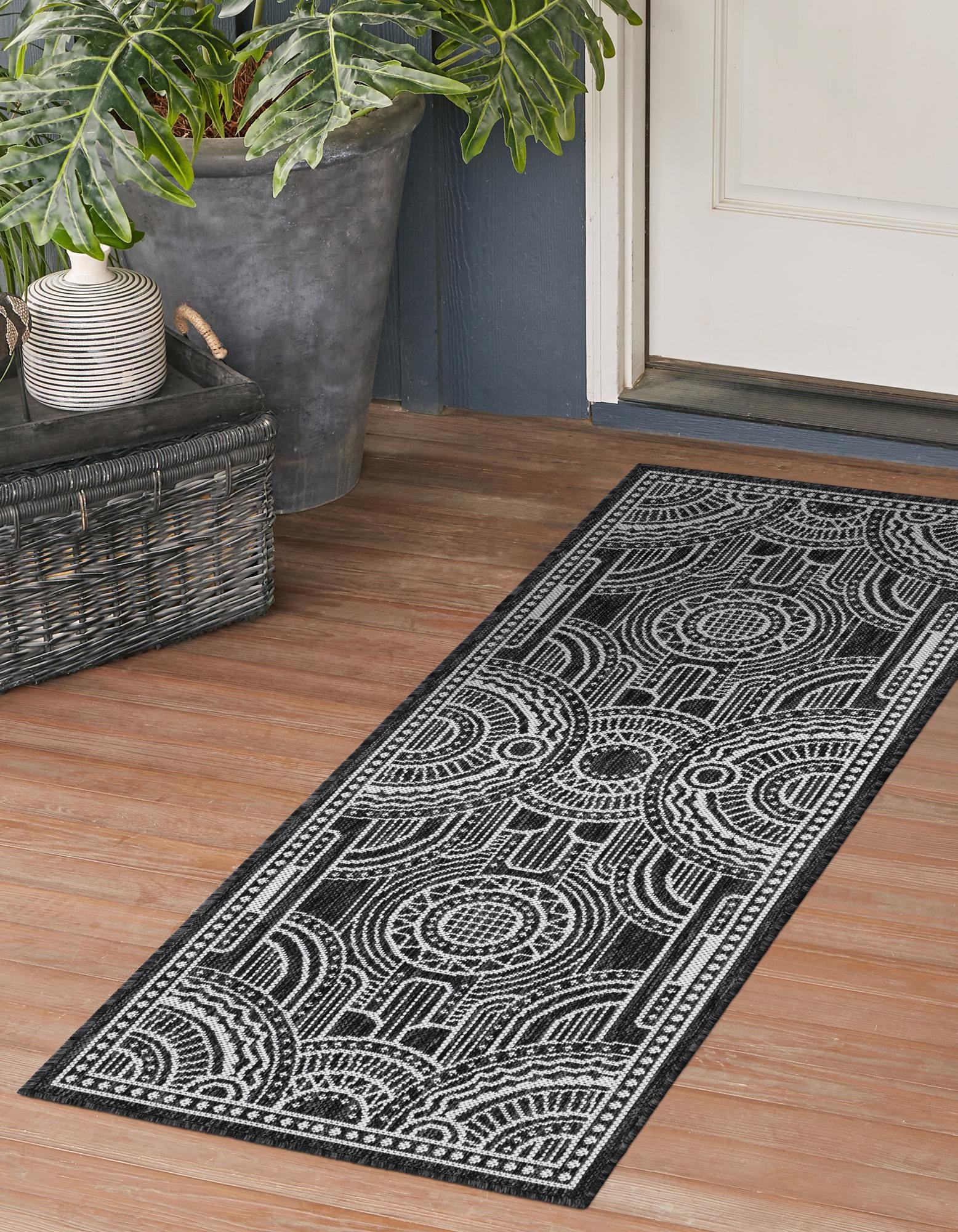 Black and White 2' x 5' 3 Traditional Indoor / Outdoor Runner Rug ...