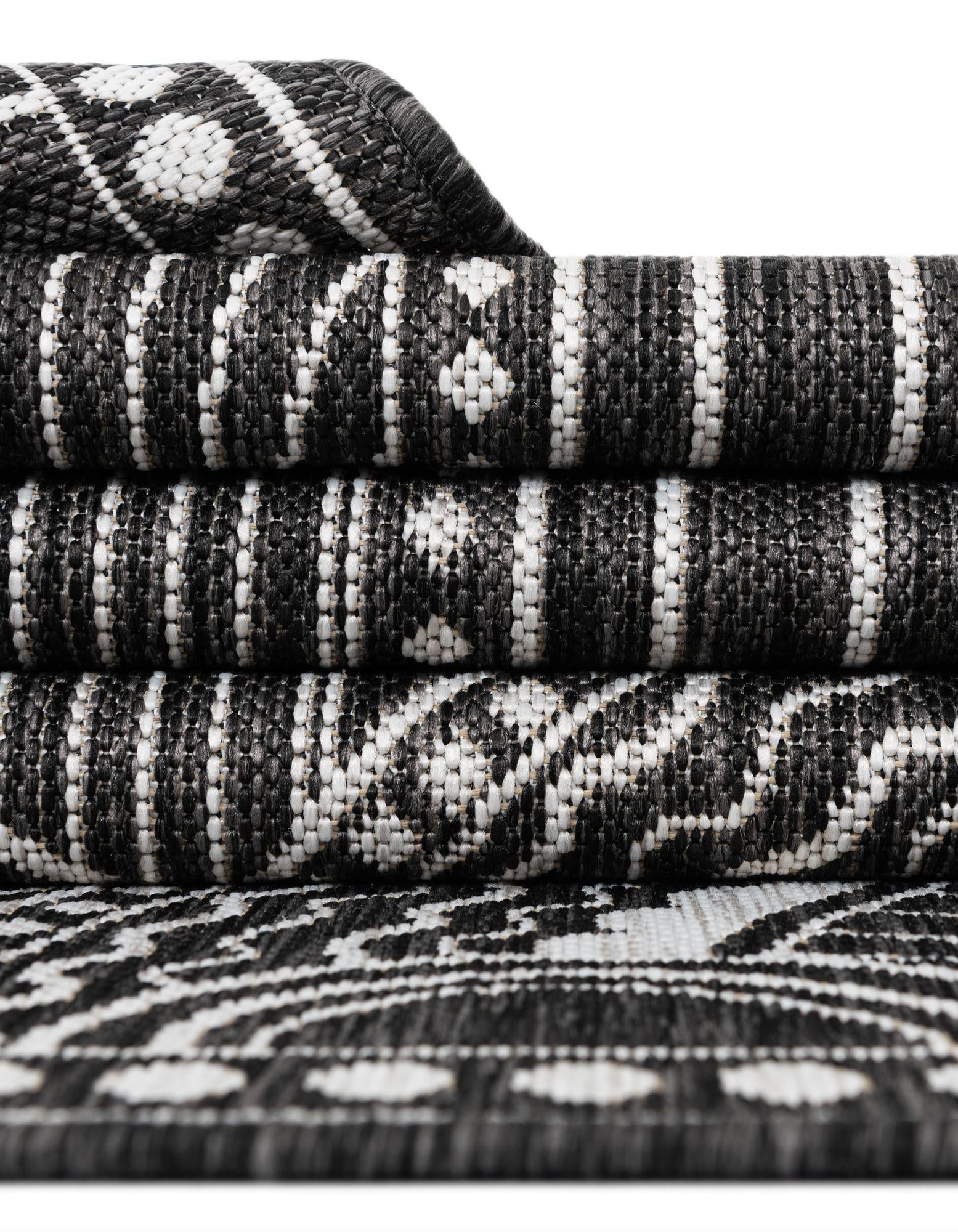 Black and White 2' x 5' 3 Traditional Indoor / Outdoor Runner Rug ...