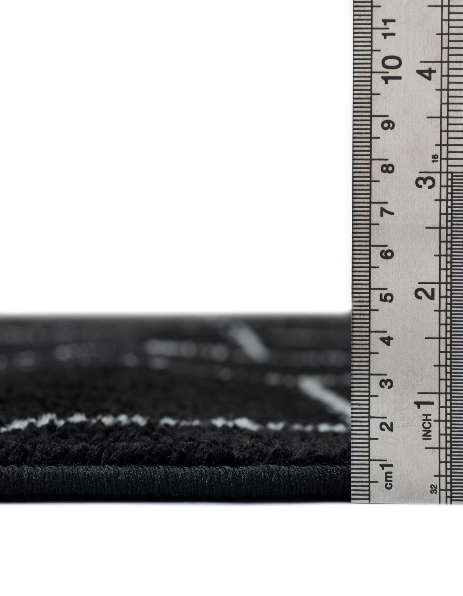 Black 5' 3 x 8' Lattice Frieze Rug | Rugs.com