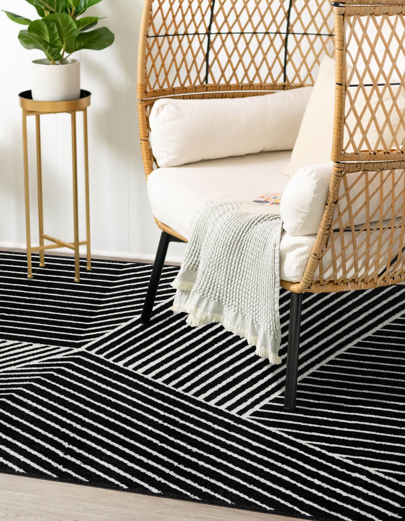 Black 4' x 6' Oslo Rug | Rugs.com