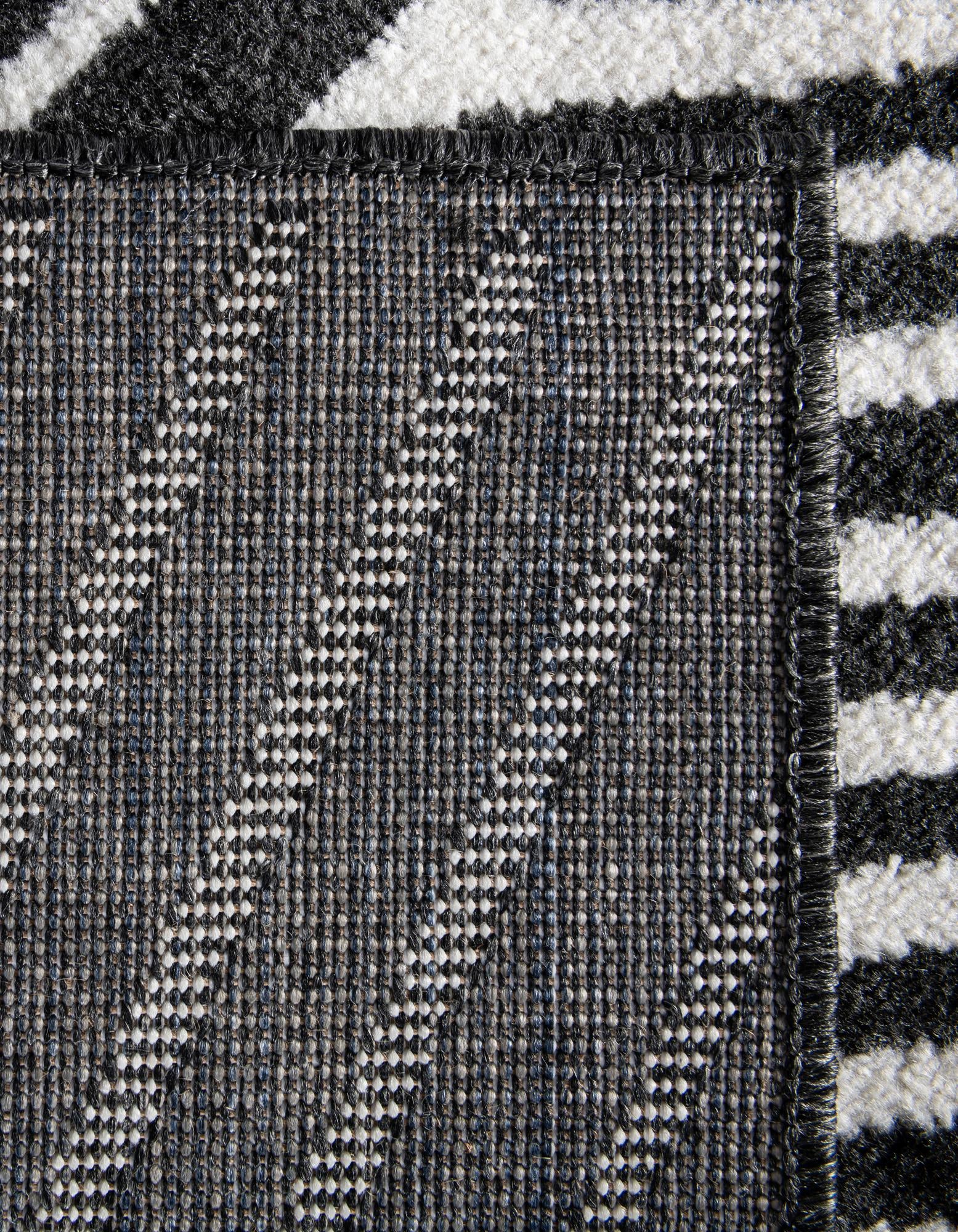 Black 4' x 6' Oslo Rug | Rugs.com