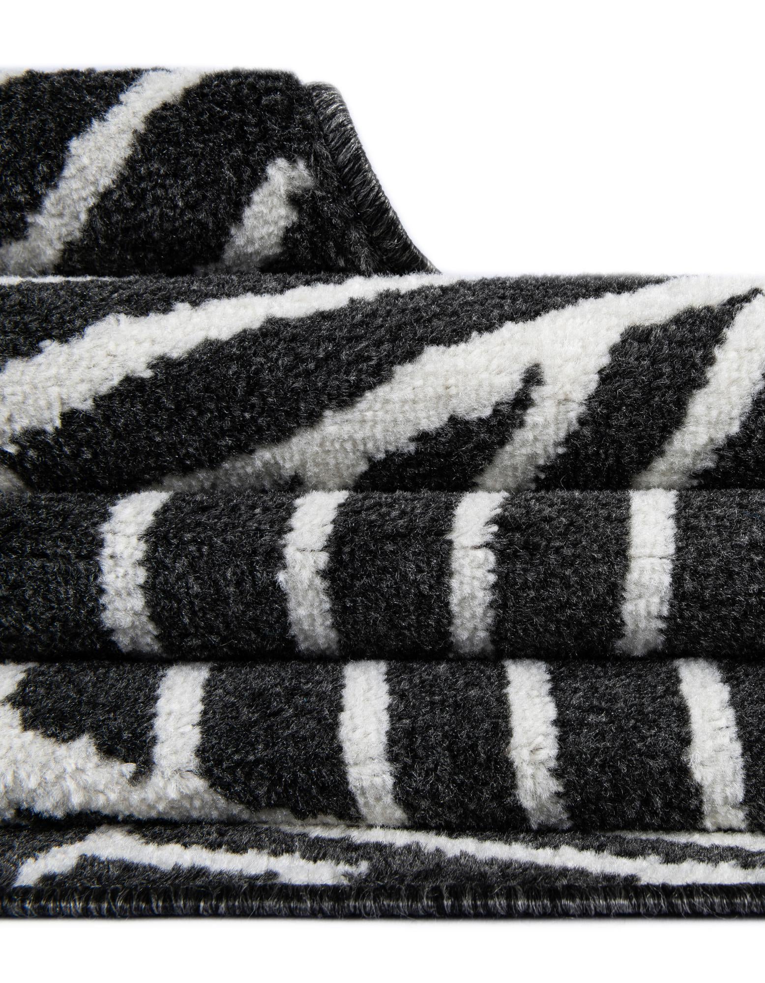 Black 4' x 6' Oslo Rug | Rugs.com
