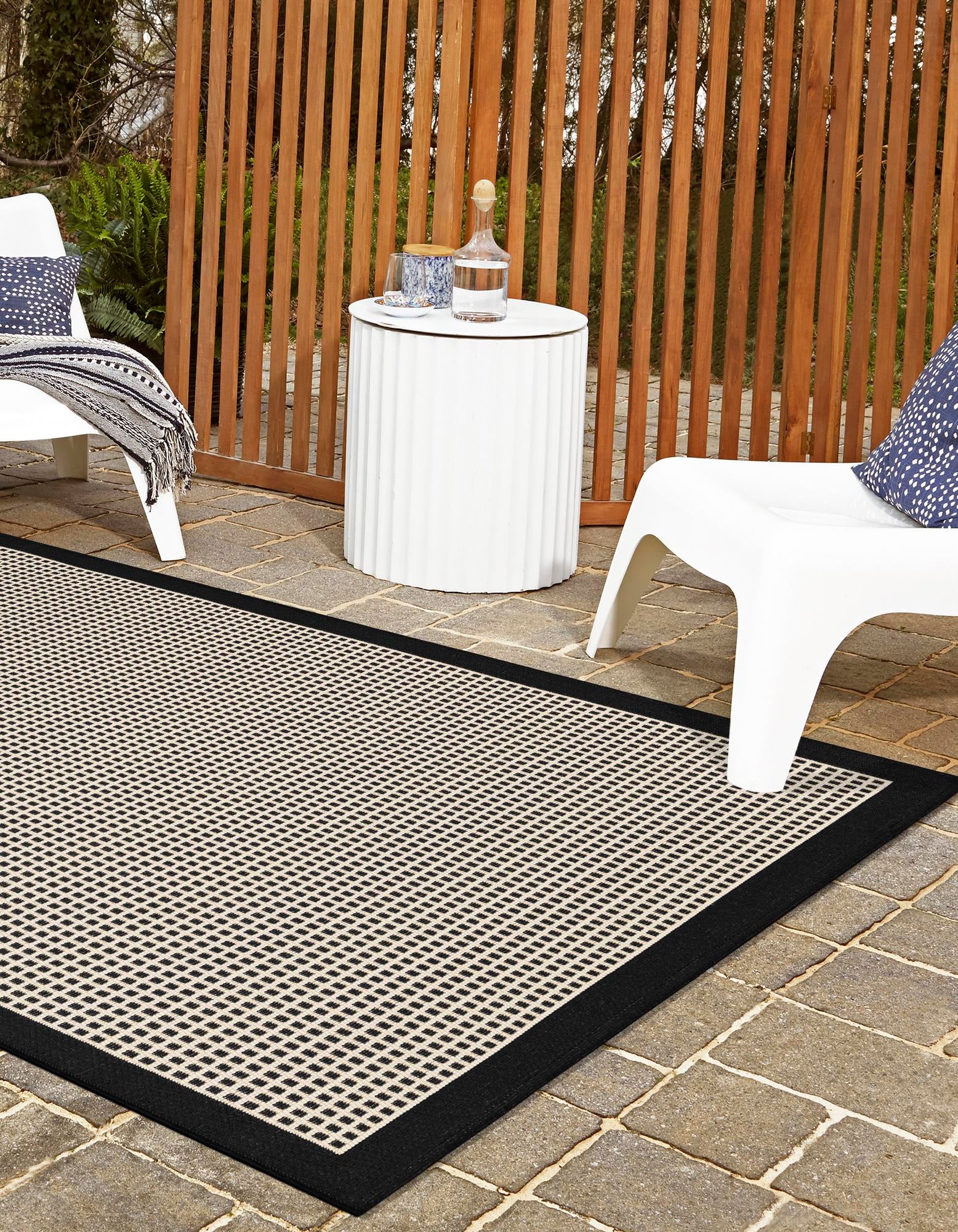 Black 4' x 6' Border Indoor / Outdoor Rug | Rugs.com