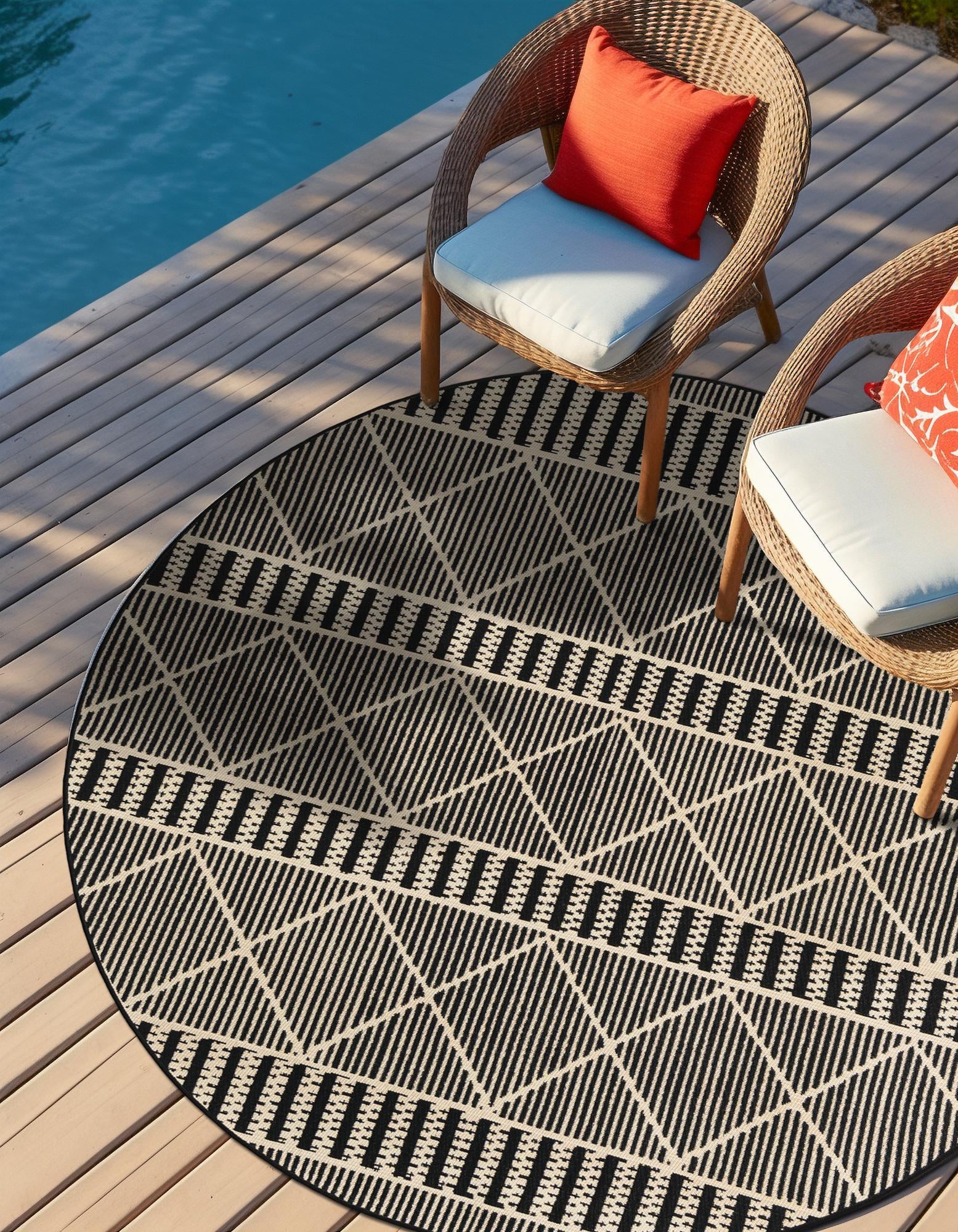 Black 10' x 10' Lattice Indoor / Outdoor Round Rug | Rugs.com