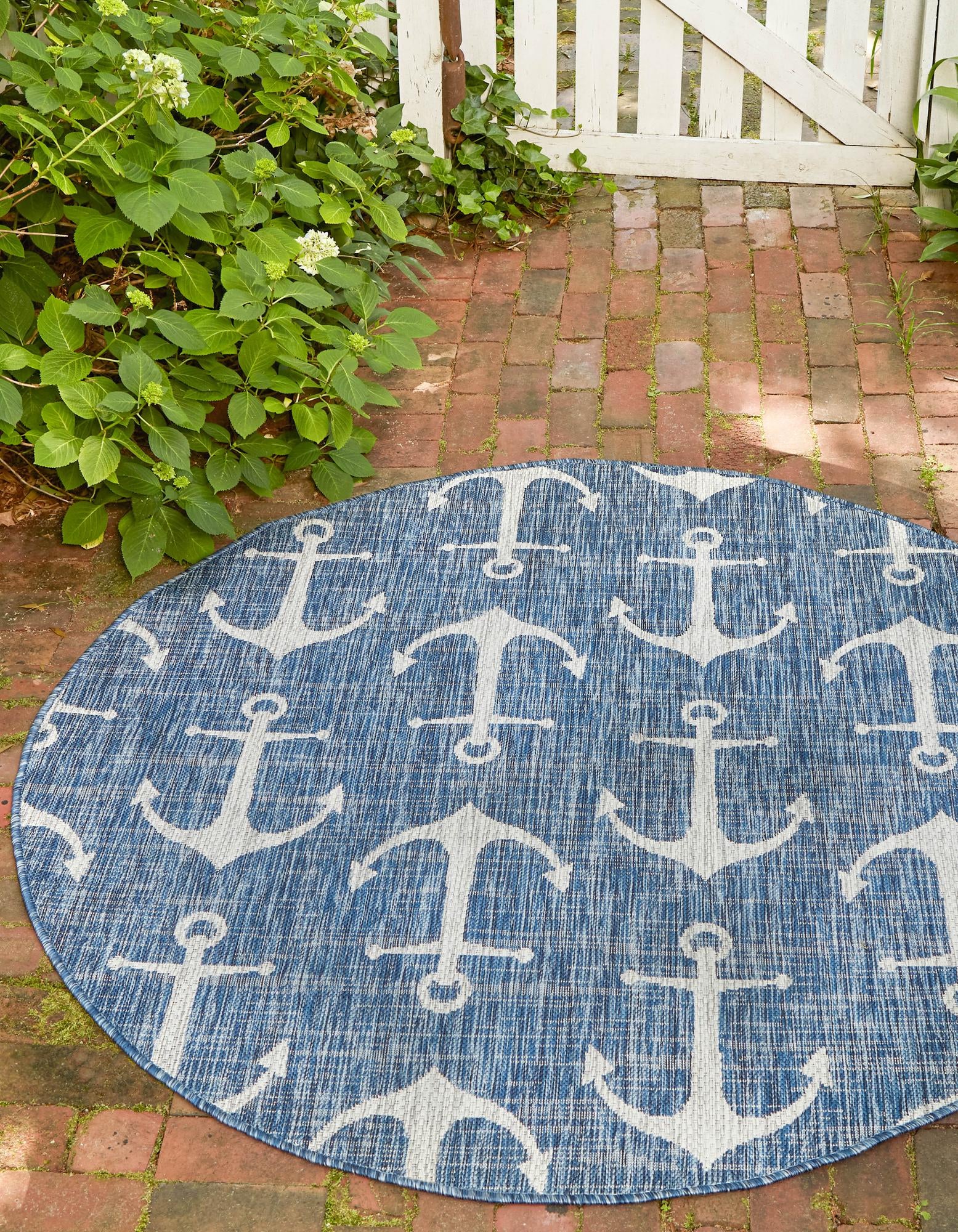 Blue 7' 10 x 7' 10 Coastal Indoor / Outdoor Round Rug | Rugs.com