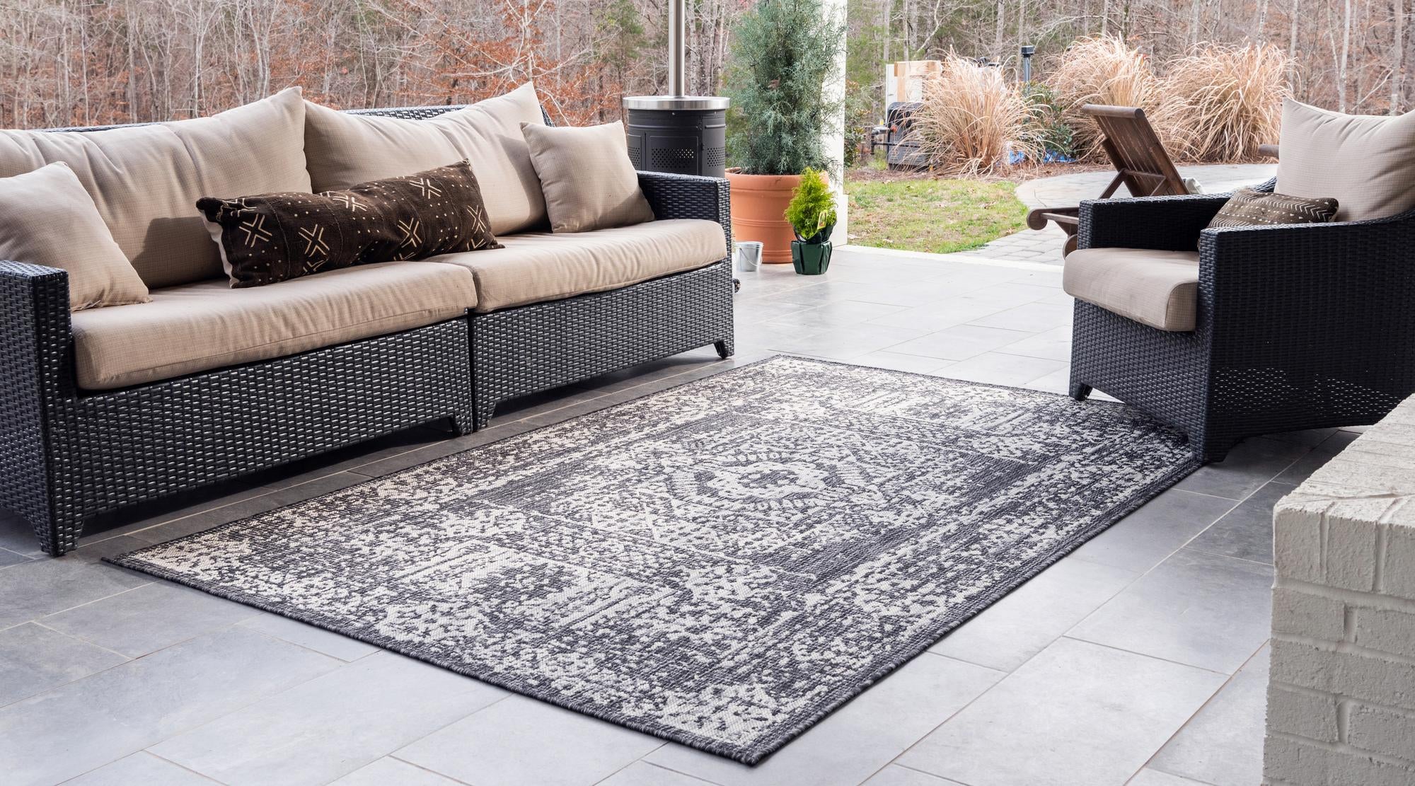 Charcoal Gray 2' x 3' Traditional Indoor / Outdoor Rug | Rugs.com