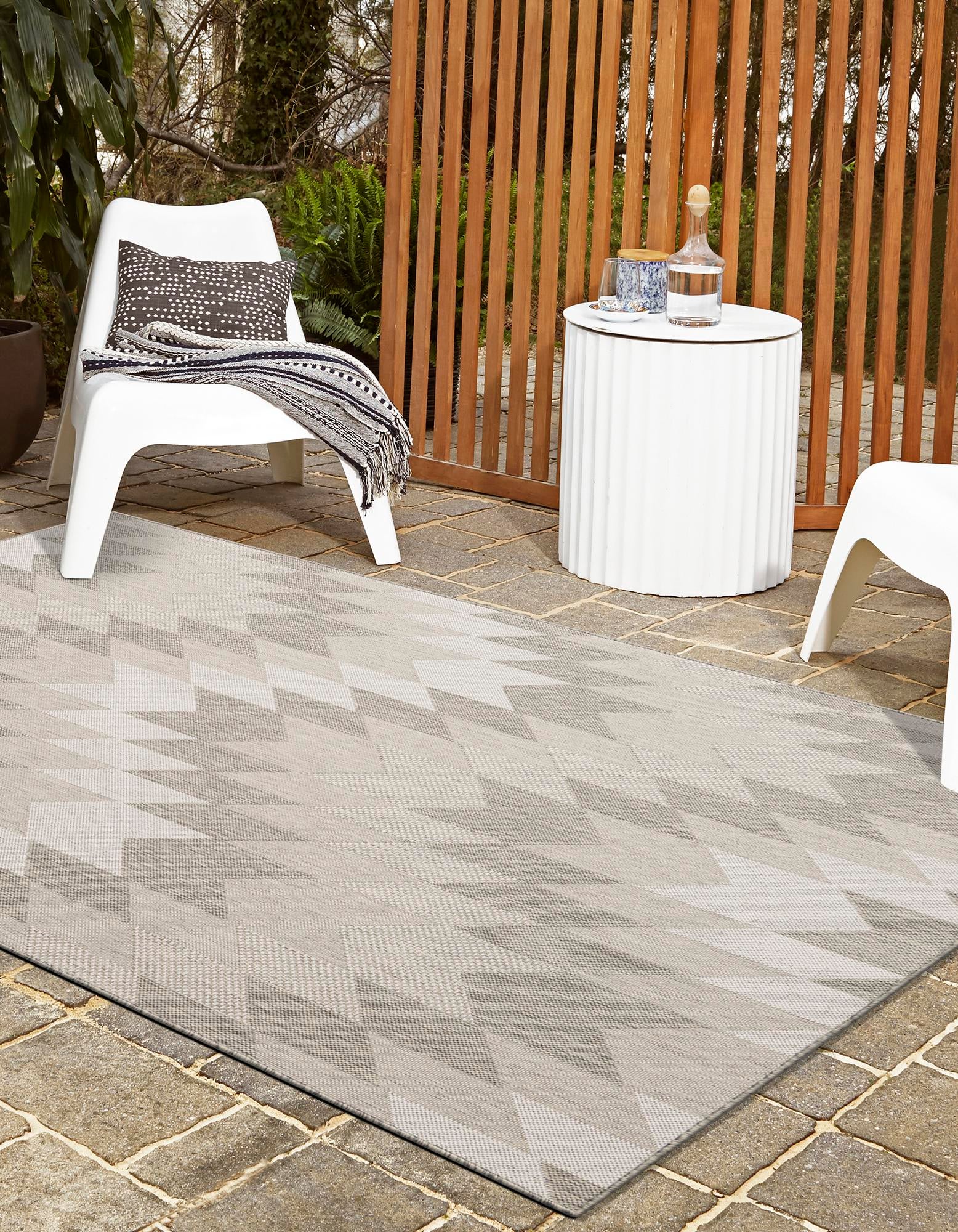 Gray 5' x 7' Modern Indoor / Outdoor Rug | Rugs.com