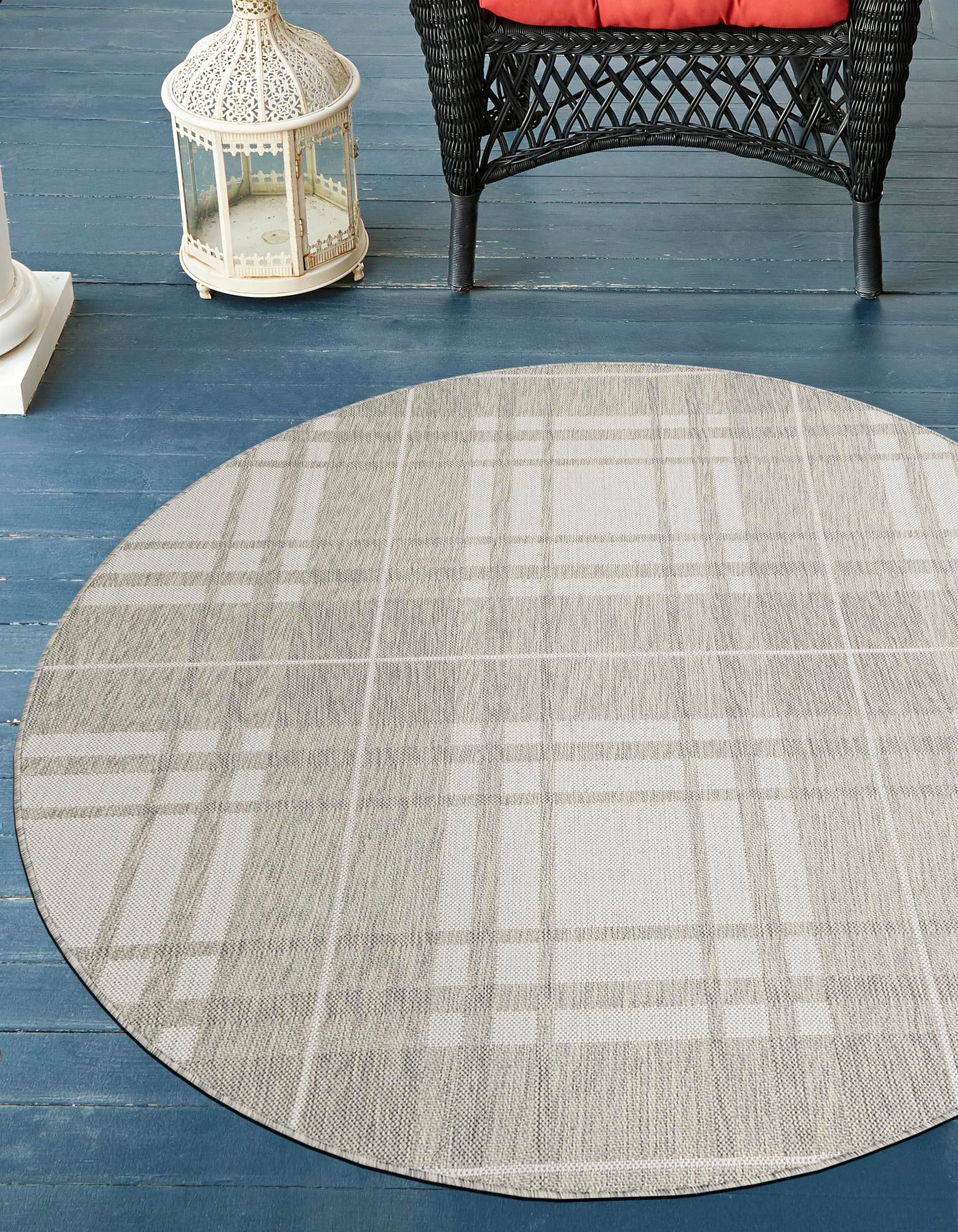 Gray 7' 10 x 7' 10 Checkered Indoor / Outdoor Round Rug | Rugs.com