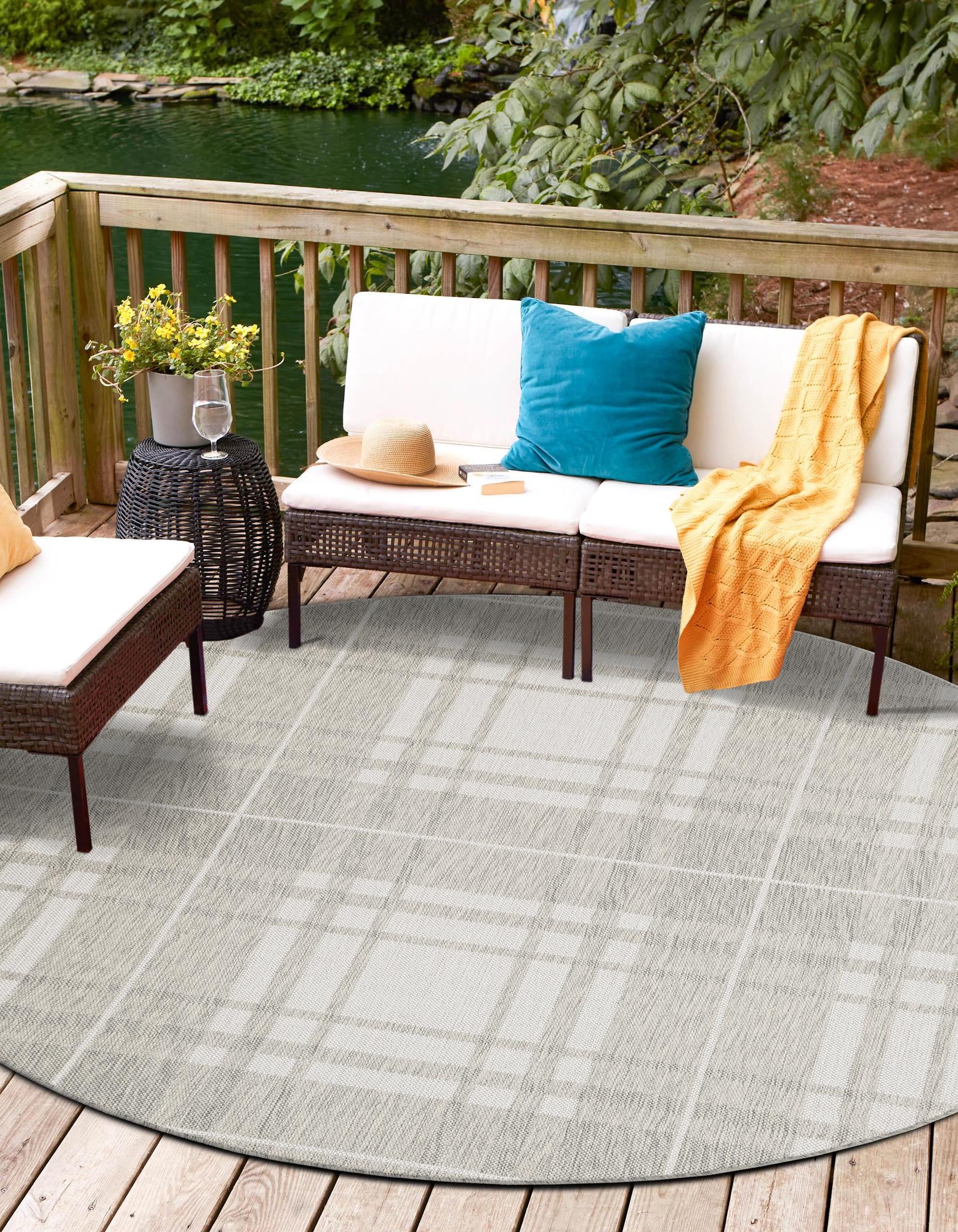 Gray 7' 10 x 7' 10 Checkered Indoor / Outdoor Round Rug | Rugs.com