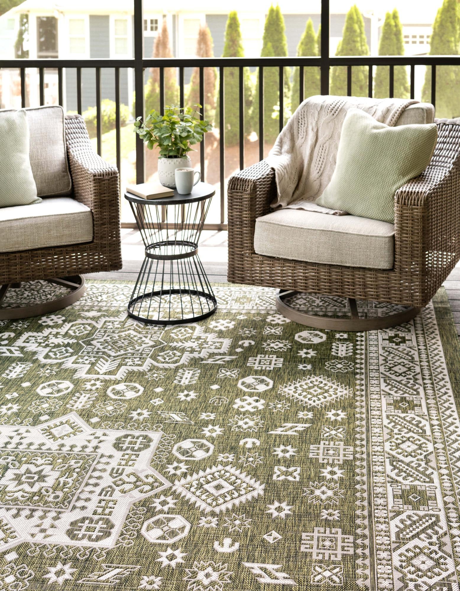 Green 2' 2 x 3' Aztec Indoor / Outdoor Rug | Rugs.com