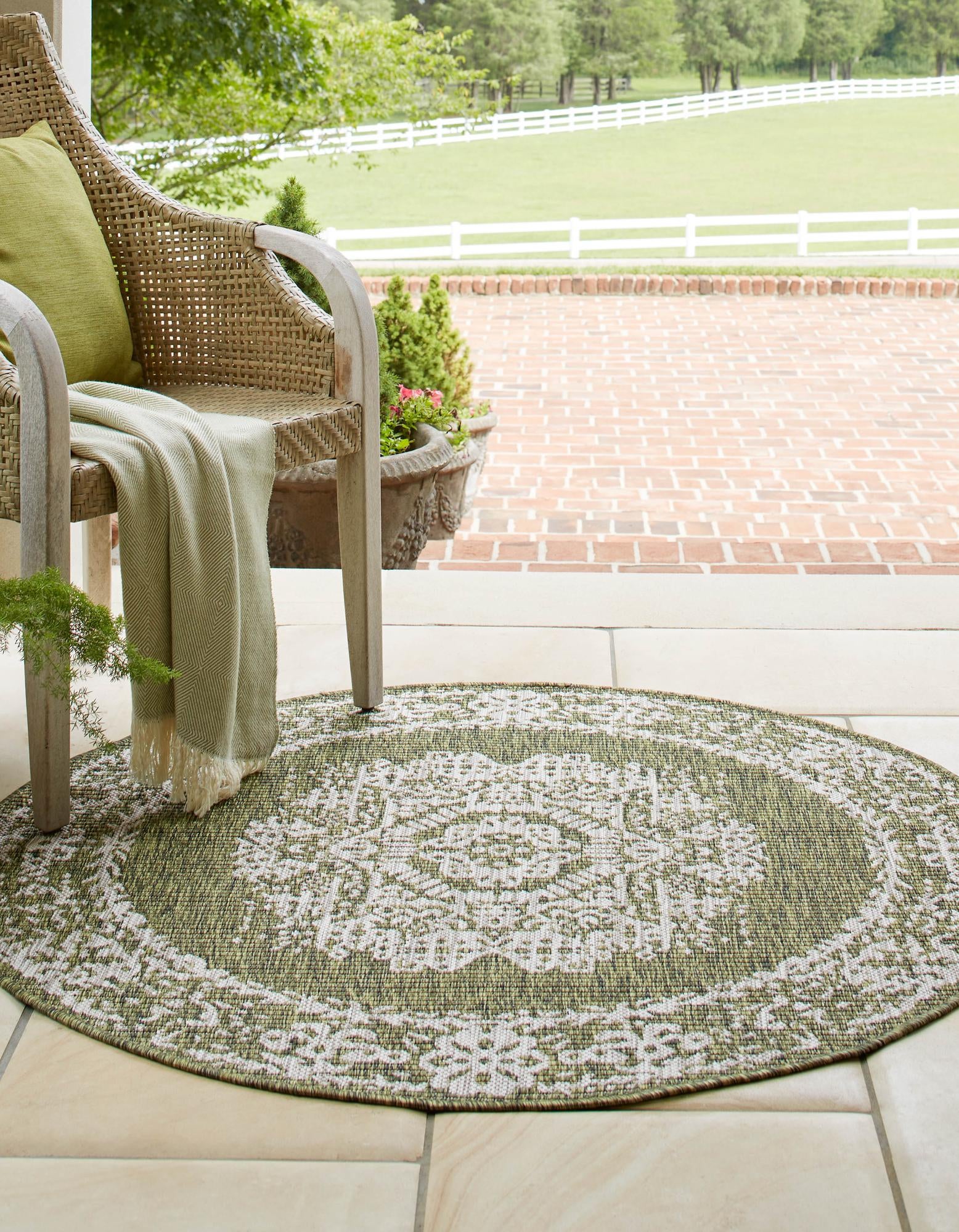 Green 6' x 6' Traditional Indoor / Outdoor Round Rug | Rugs.com