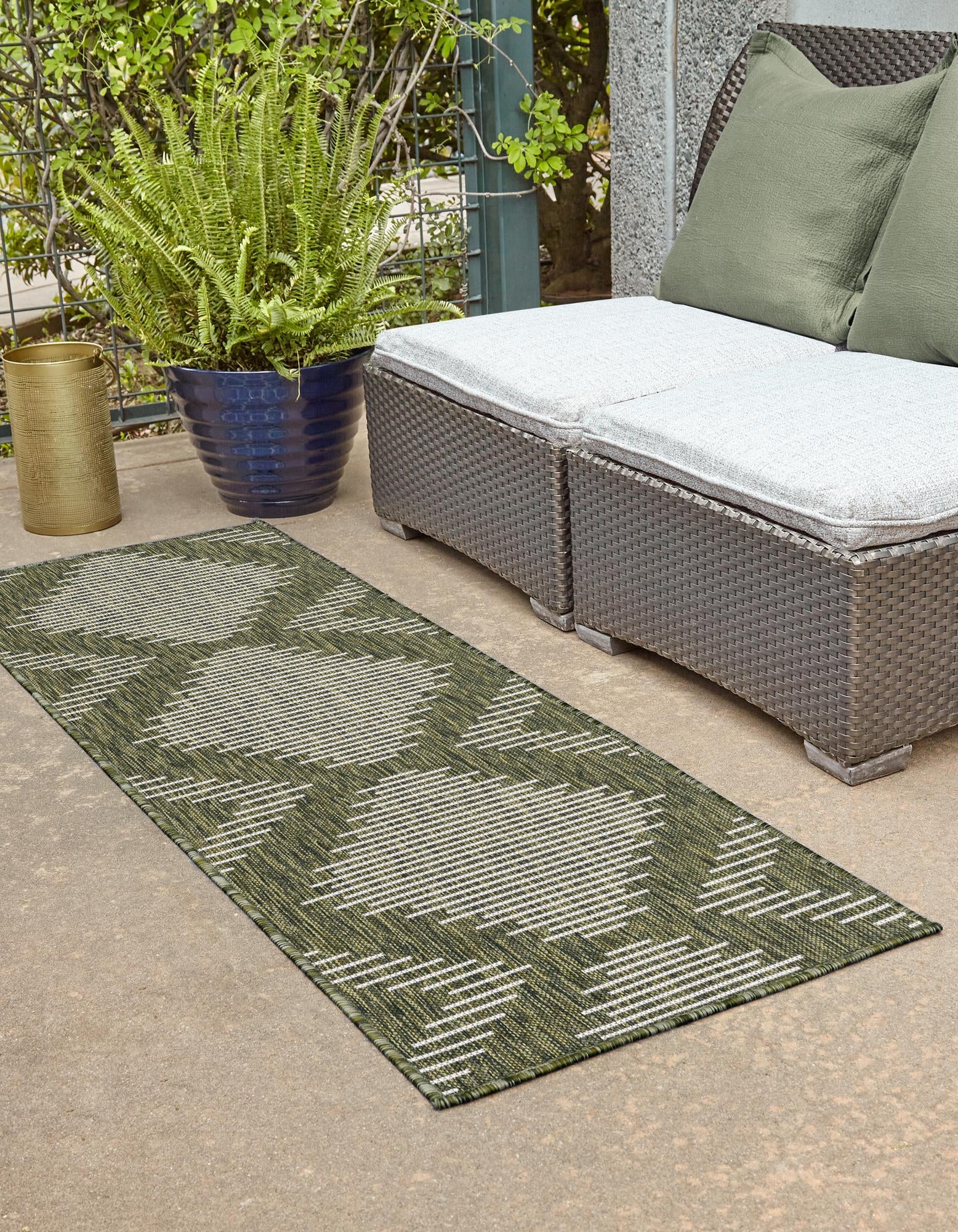 Green 2' 7 x 8' Modern Indoor / Outdoor Runner Rug | Rugs.com