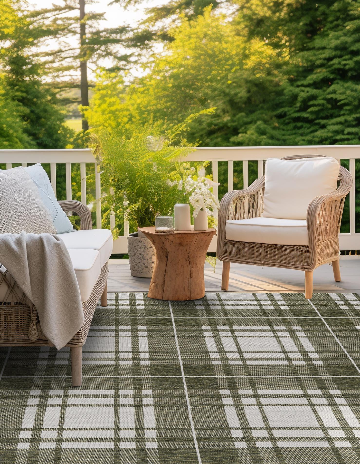 Green 7' 10 x 7' 10 Checkered Indoor / Outdoor Square Rug | Rugs.com