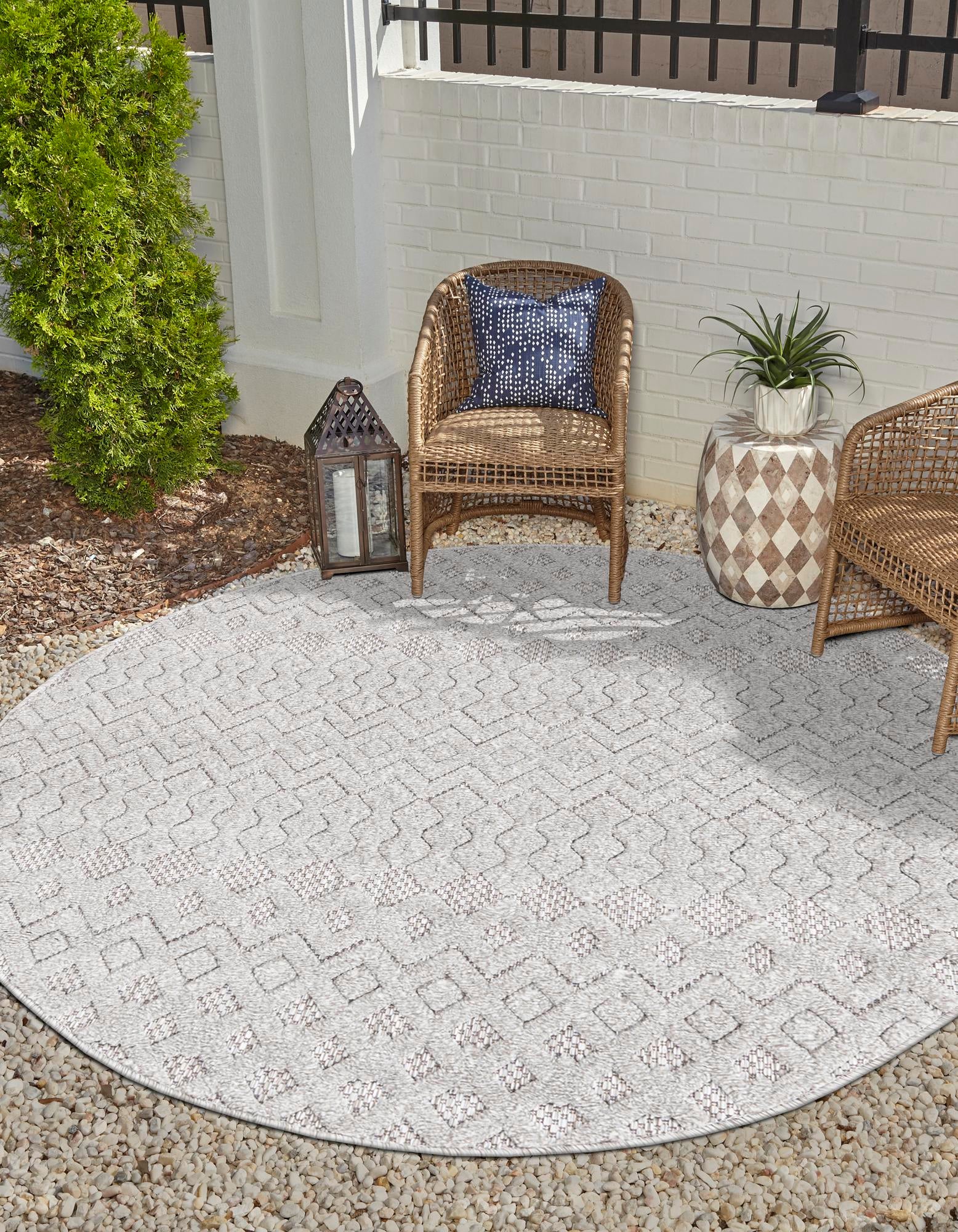 Grey 7' x 7' Trellis Textured Indoor / Outdoor Round Rug | Rugs.com