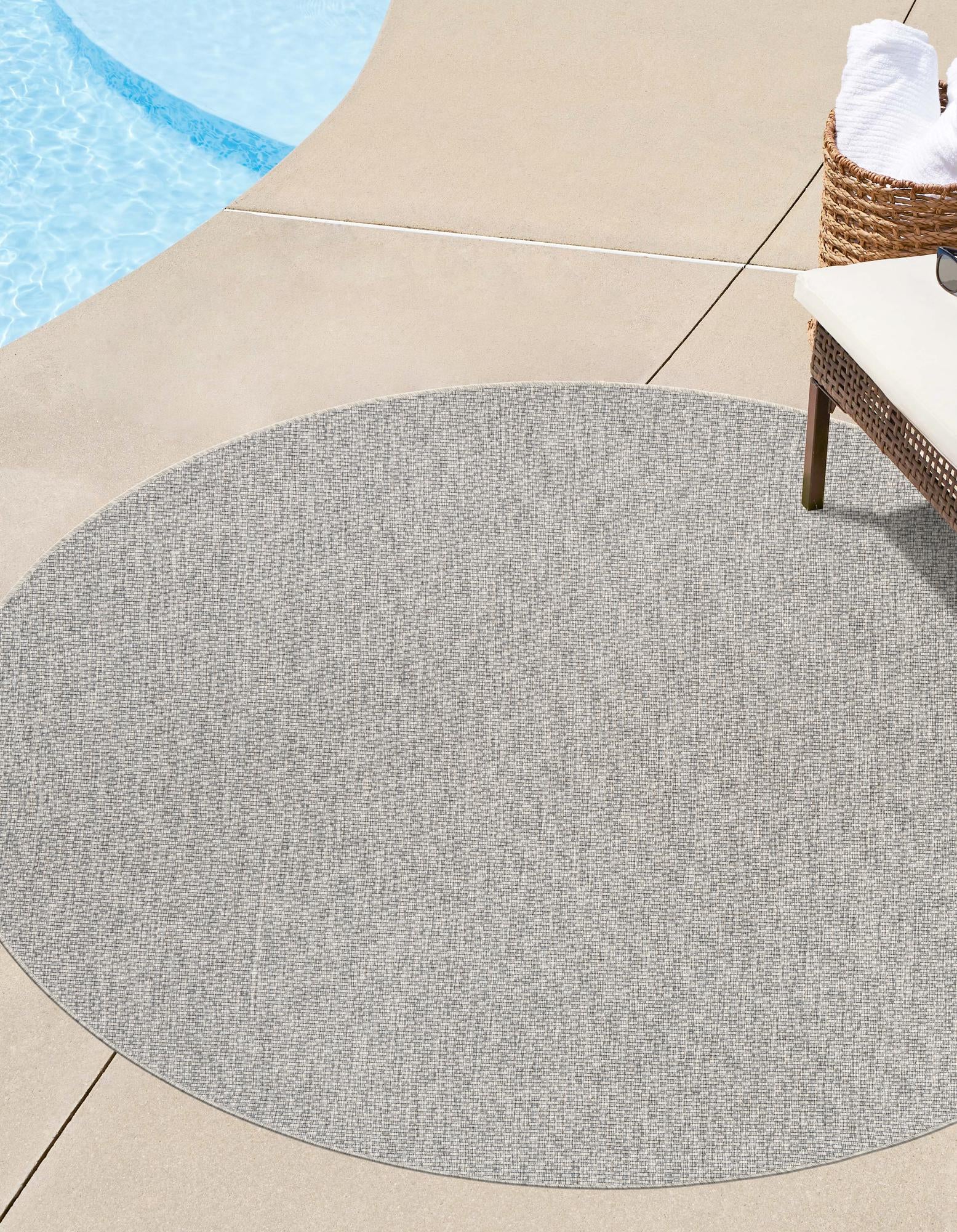Light Gray 8' x 8' Solid Indoor / Outdoor Round Rug | Rugs.com