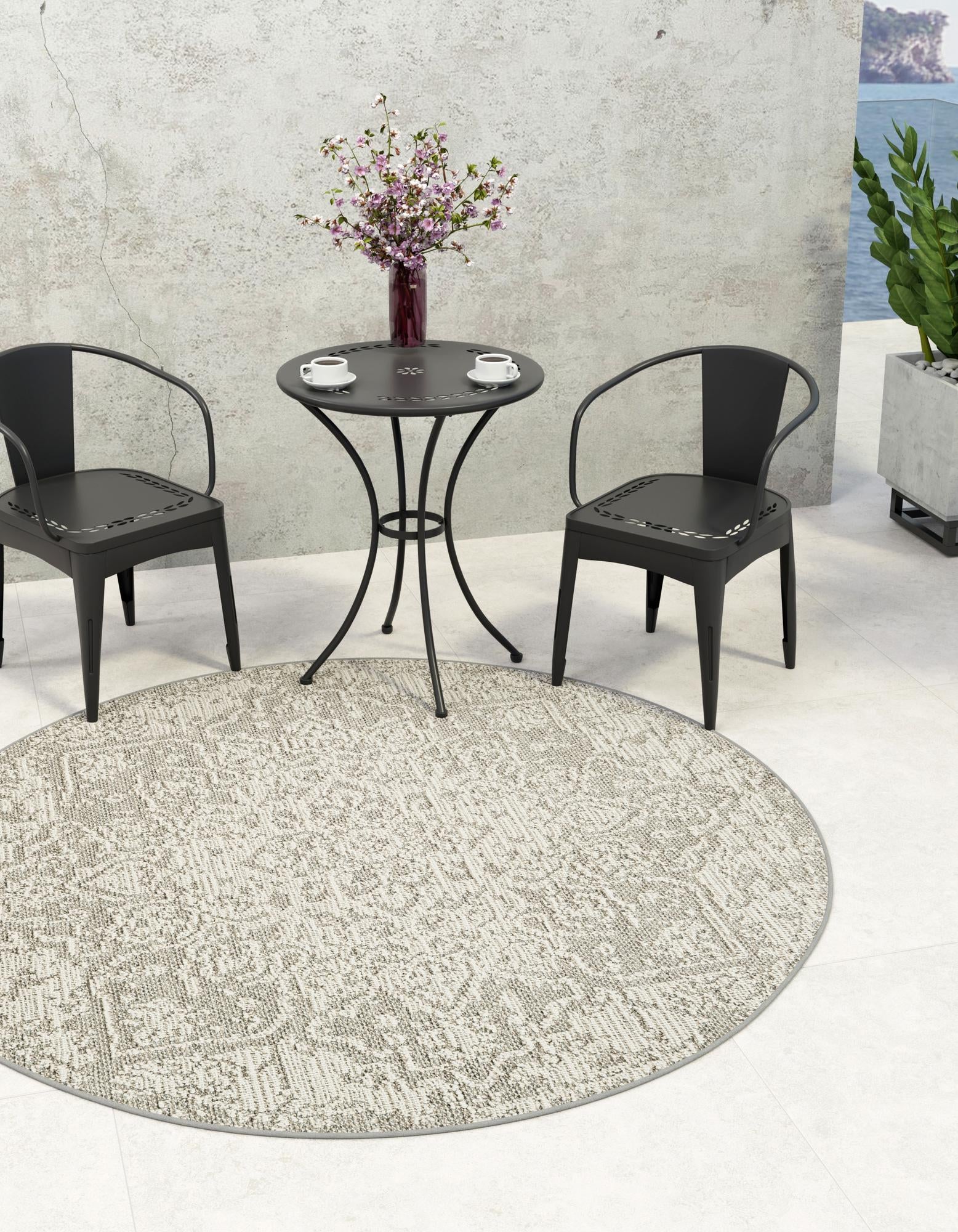 Light Gray 3' 1 x 3' 1 Traditional Indoor / Outdoor Round Rug | Rugs.com