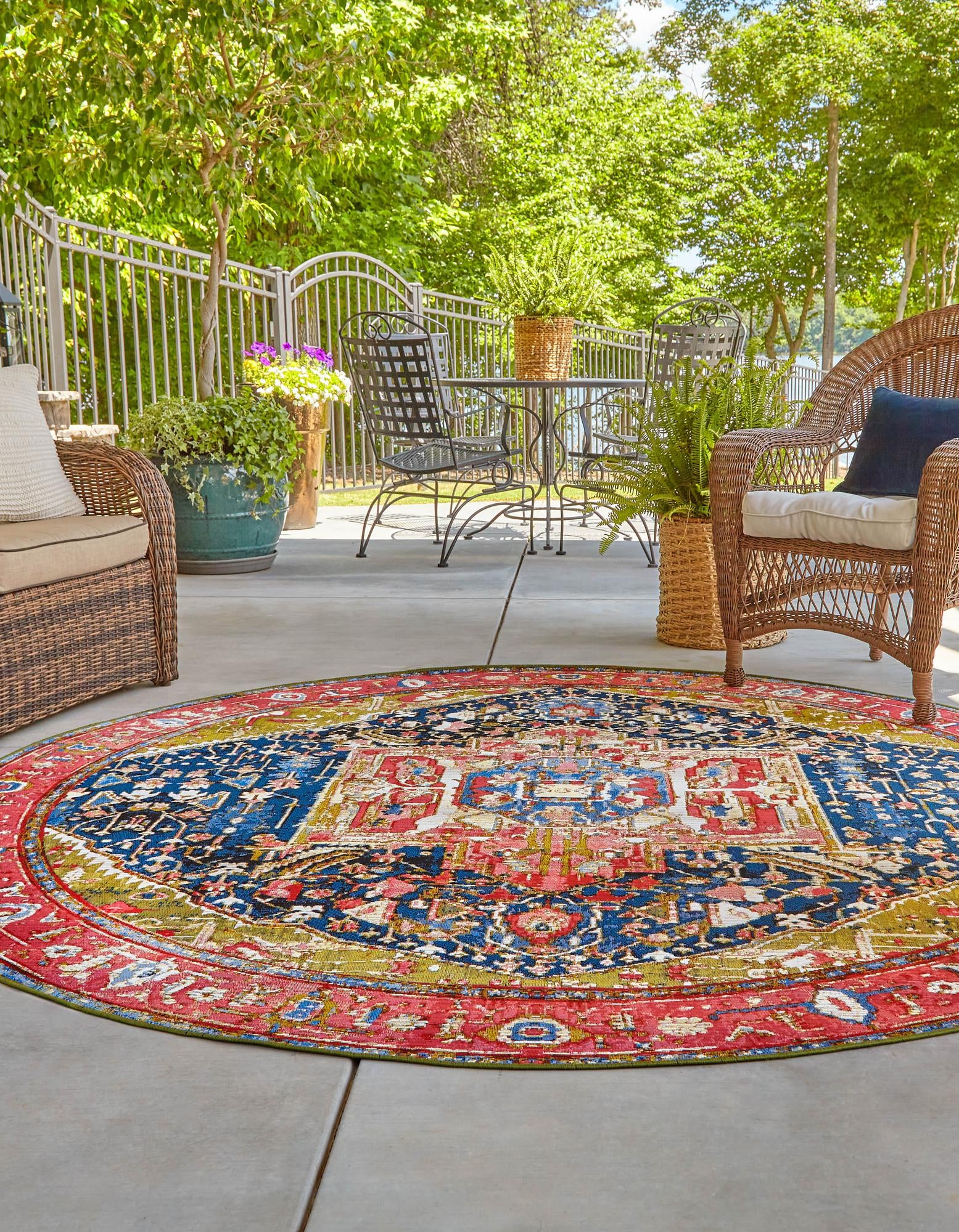 Multicolor 7' 10 x 7' 10 Traditional Indoor / Outdoor Round Rug | Rugs.com