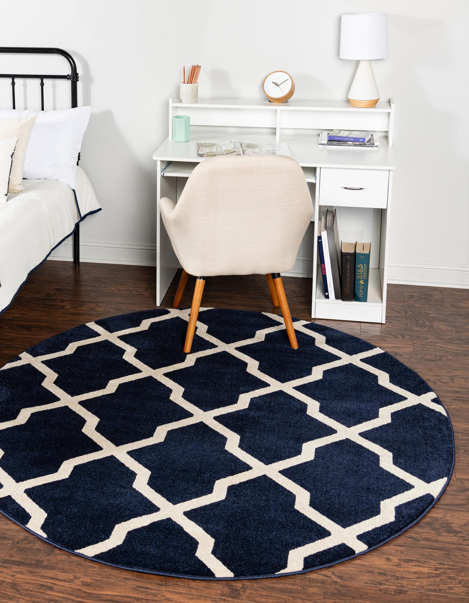 Black 8' x 8' Darian Lattice Round Rug | Rugs.com