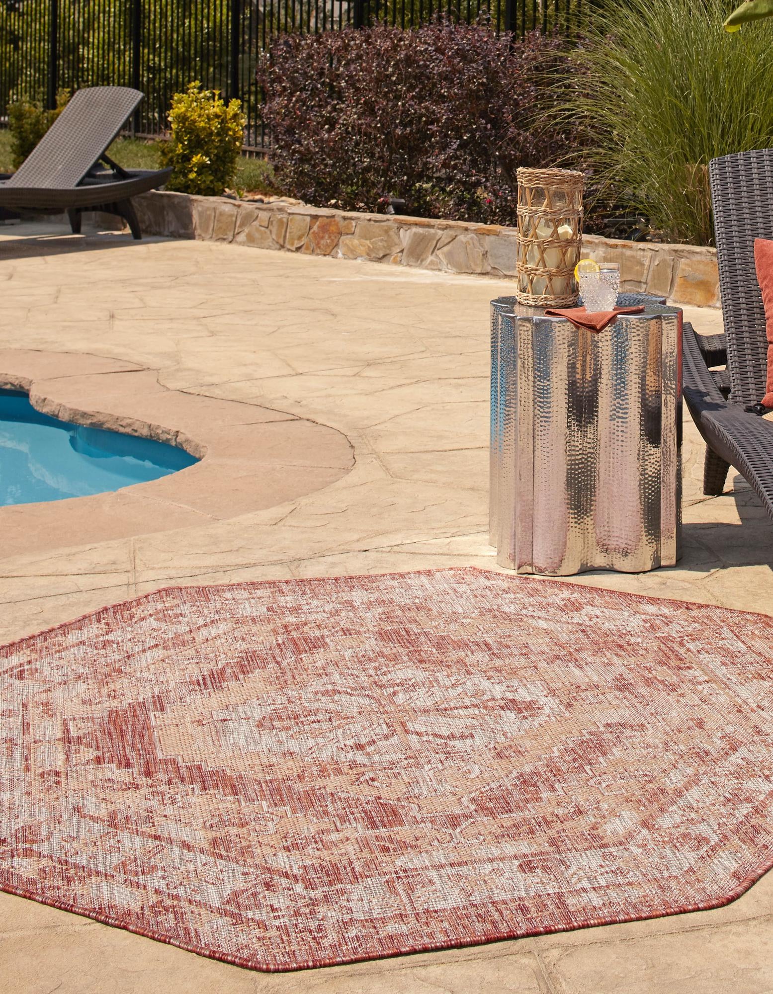 Rust Red 7' 10 x 7' 10 Traditional Indoor / Outdoor Octagon Rug | Rugs.com