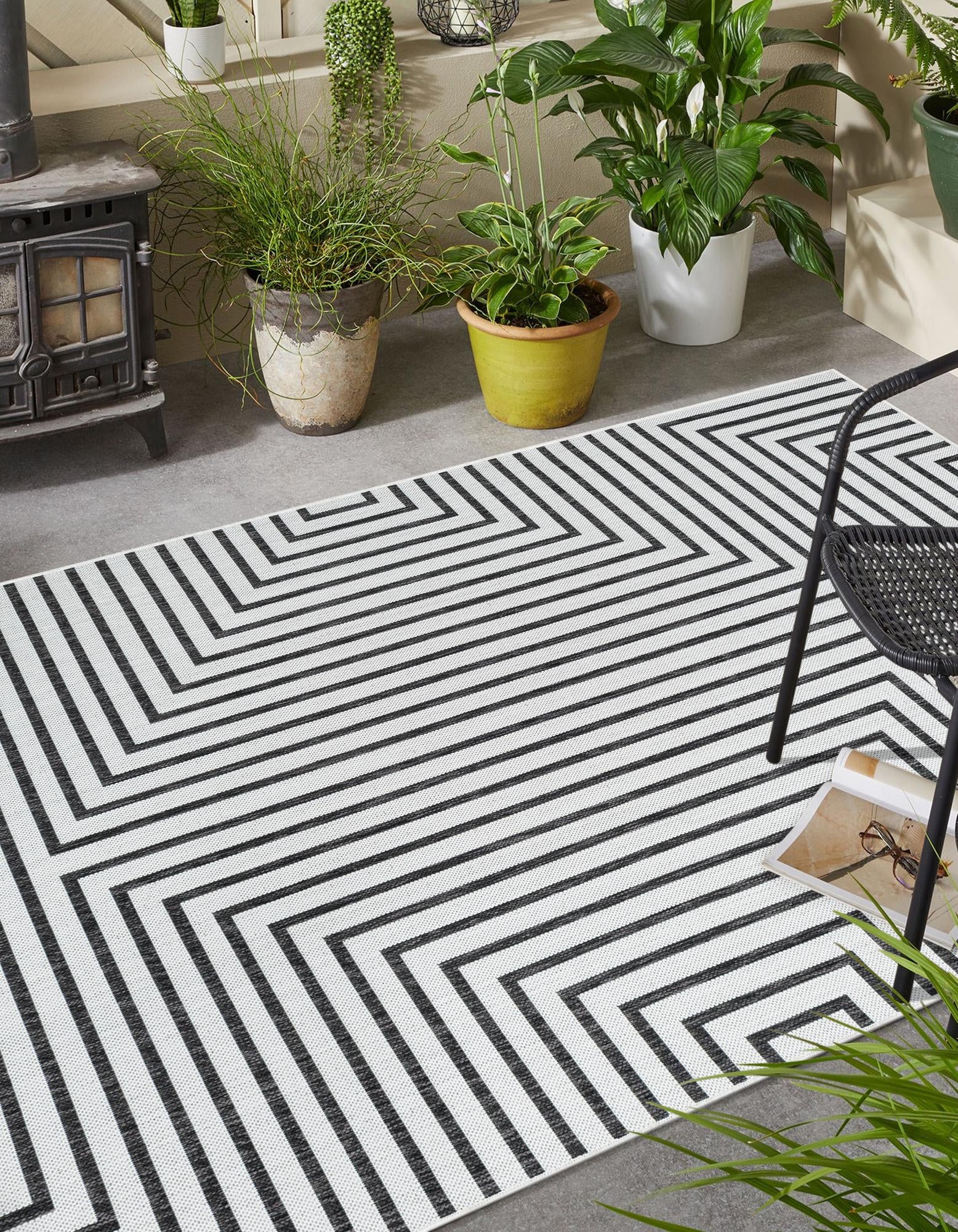 White and Black 4' x 6' Modern Indoor / Outdoor Rug | Rugs.com