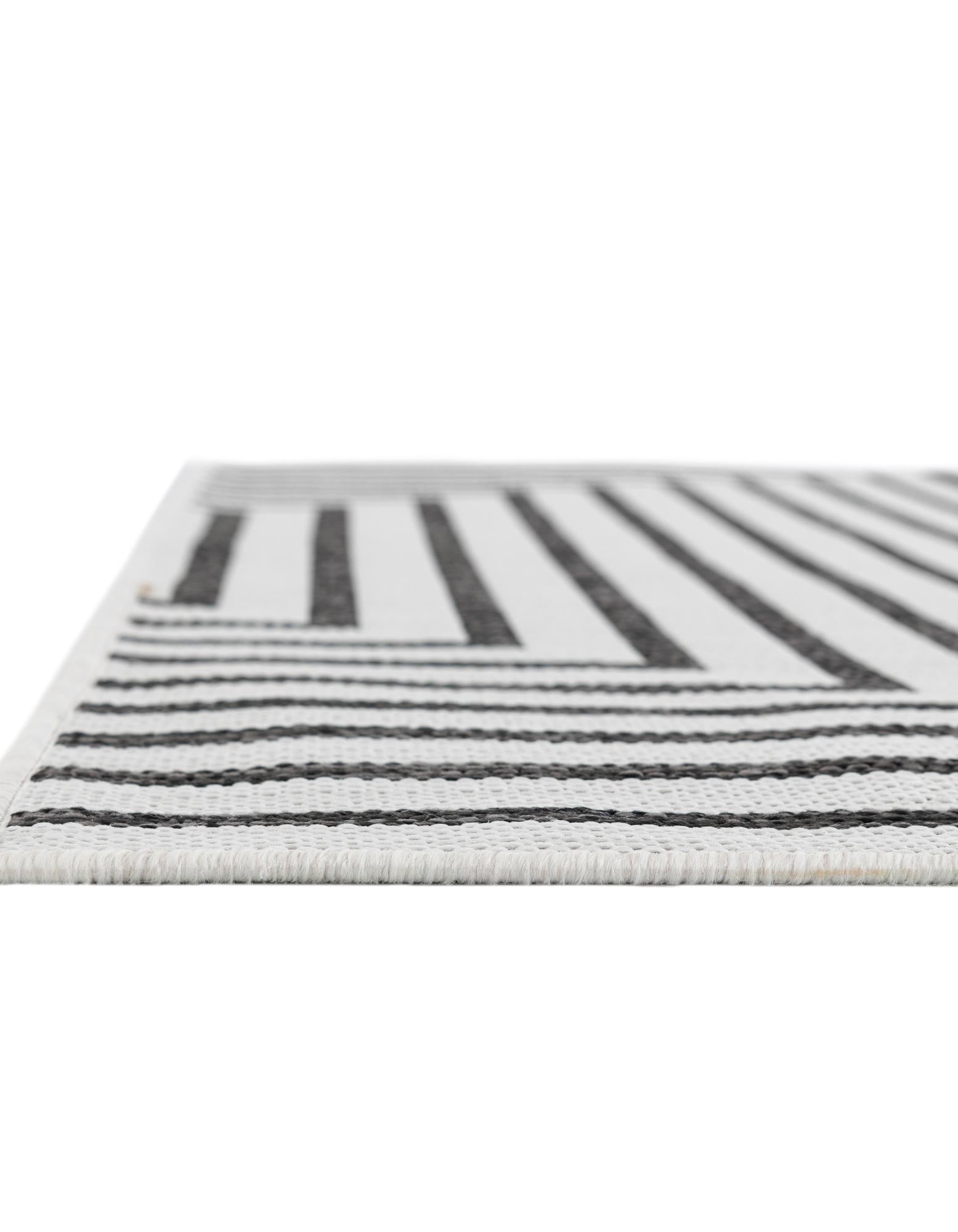 White and Black 4' x 6' Modern Indoor / Outdoor Rug | Rugs.com