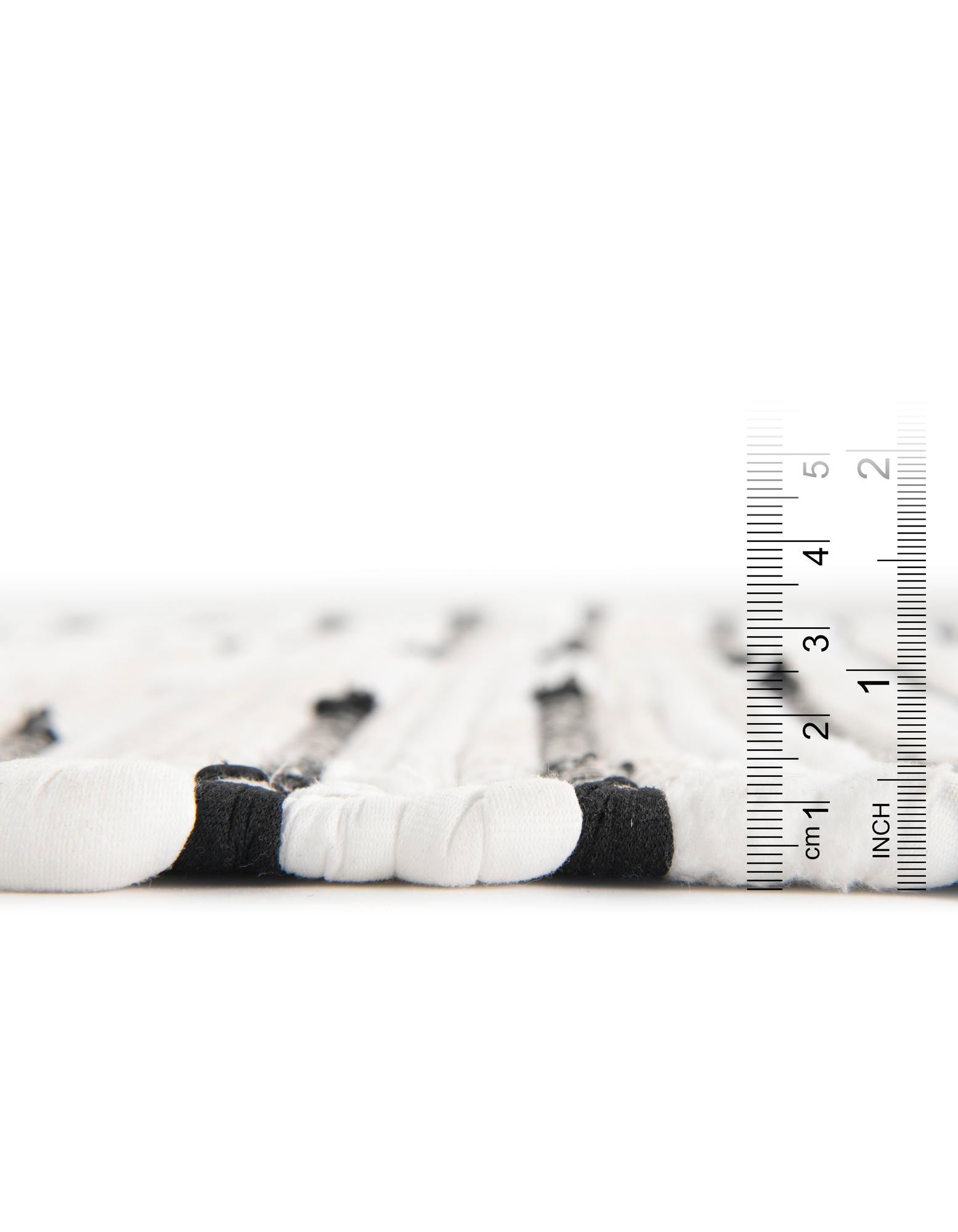 White 6' 1 x 9' Hand Woven Chindi Cotton Rug | Rugs.com