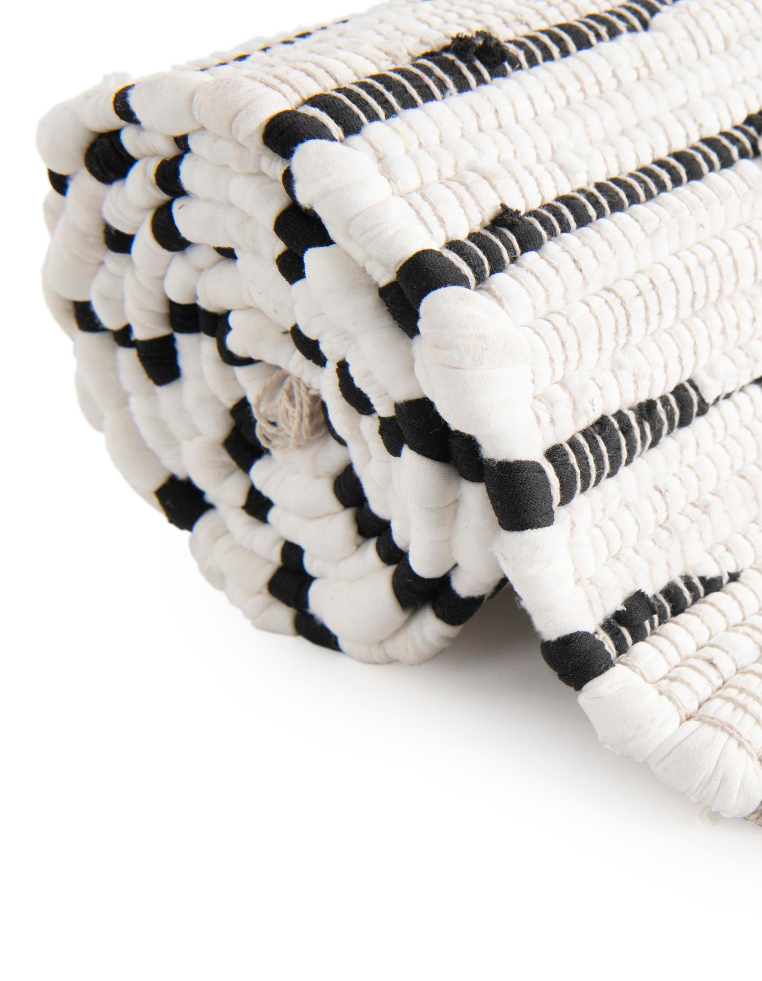 White 6' 1 x 9' Hand Woven Chindi Cotton Rug | Rugs.com